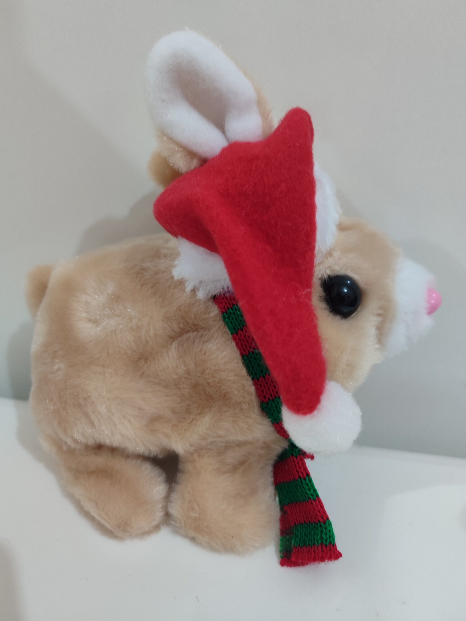 Интерактивная мягкая игрушка на батарейках механический/Зайчик, прыгающий кролик с колпаком и шарфиком/подарок на праздник