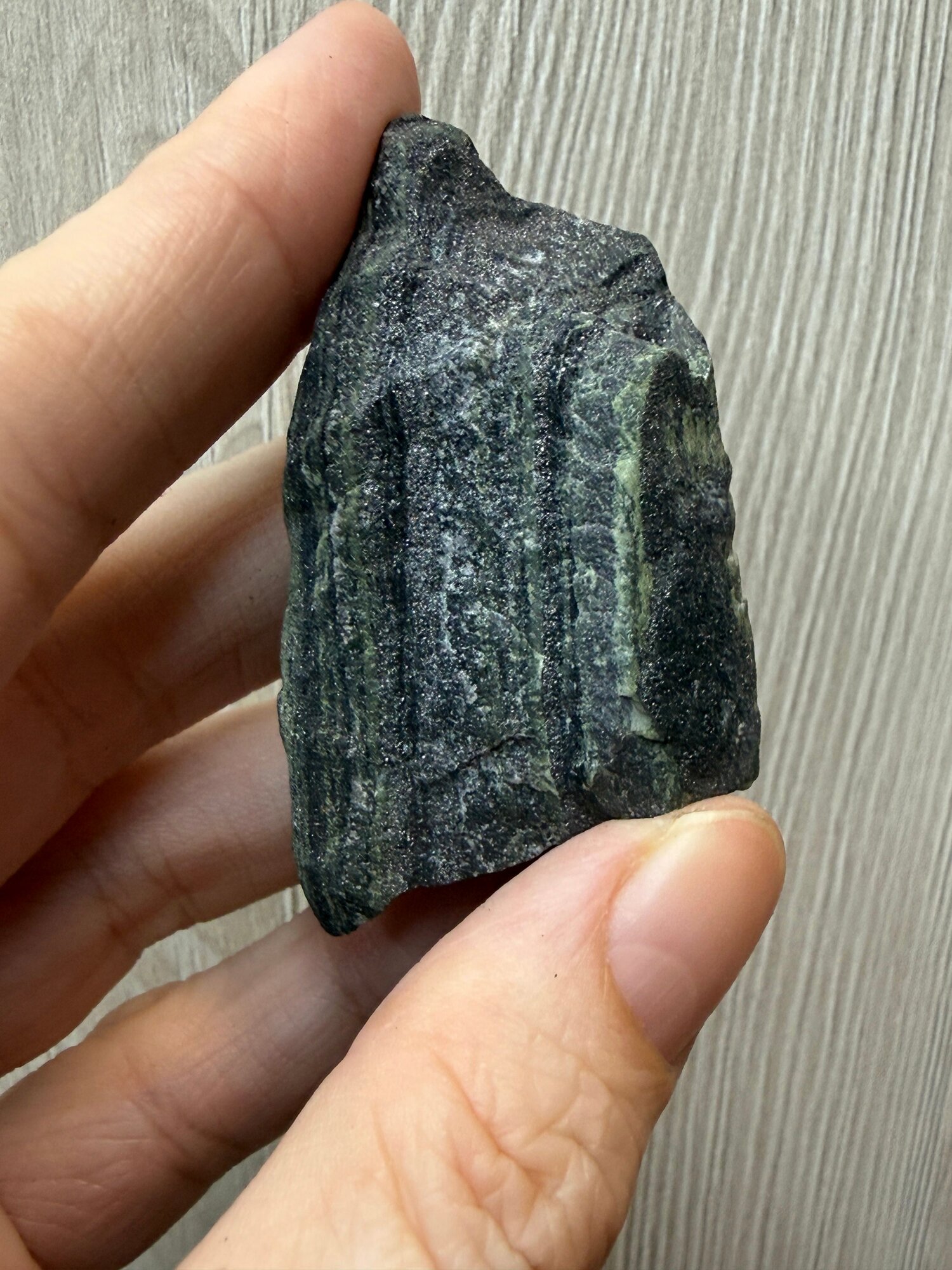 Эгирин-магнетитовый кварцит полосчатый, КМА, натуральный камень, 55 гр