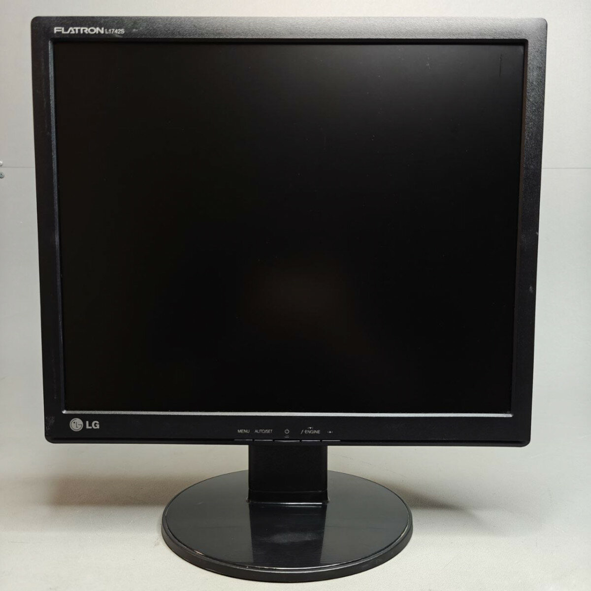 17" Монитор LG Flatron L1742S, 1280x1024, 75 Гц, TN черный