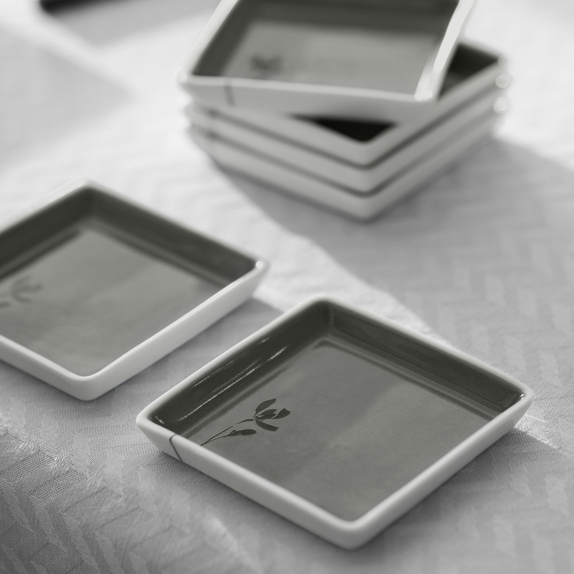 Соусник Togas "Наото", фарфор, 70х70 мм, серый