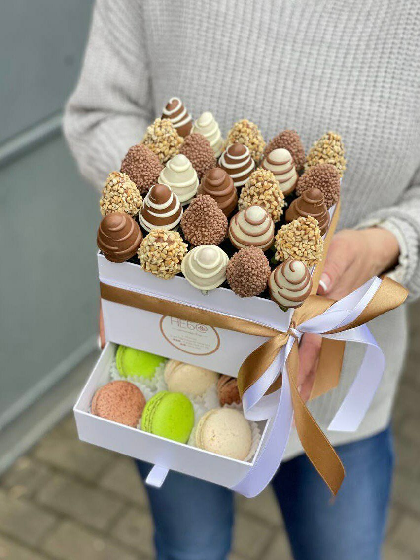 Шкатулка с клубникой в белом и молочном шоколаде, орех, темный воздушный рис, 9 макаронс, Dream 8, M размер