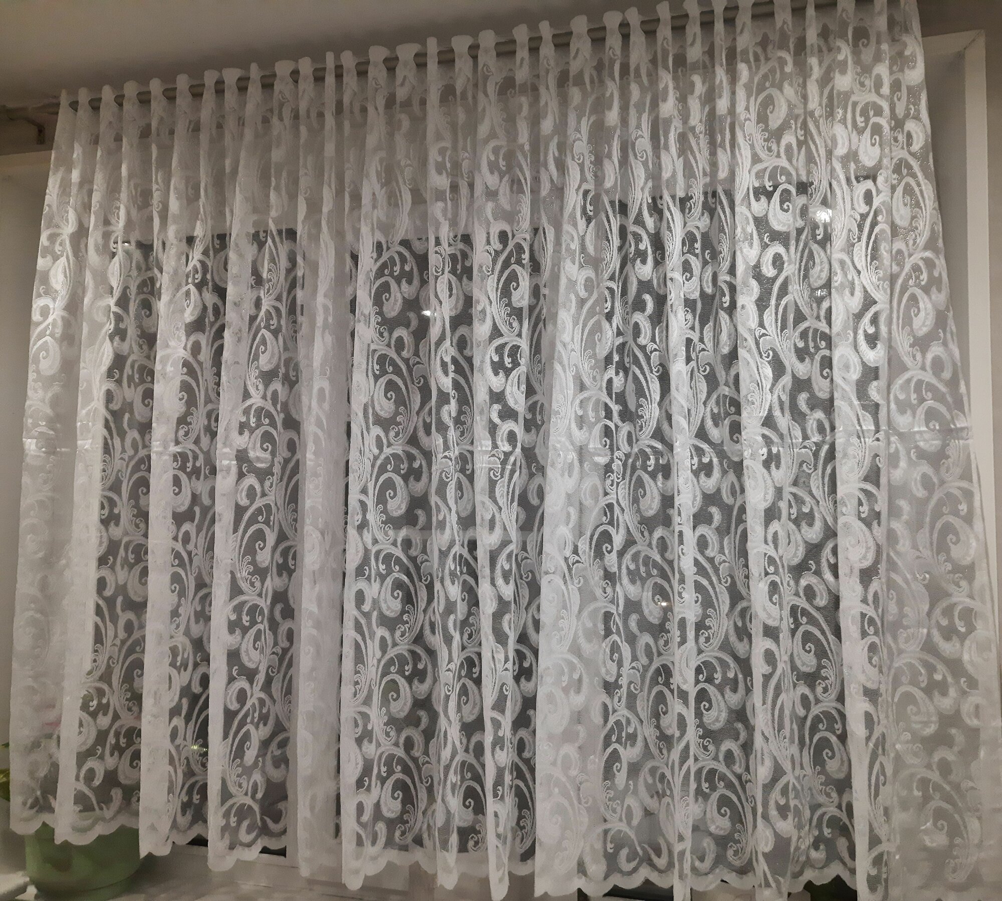 Тюль для кухни-короткие. Высота 150 см, ширина 300 см крепление-технологически обработанные прорези. Тюль для кухни, балкона, лоджии.