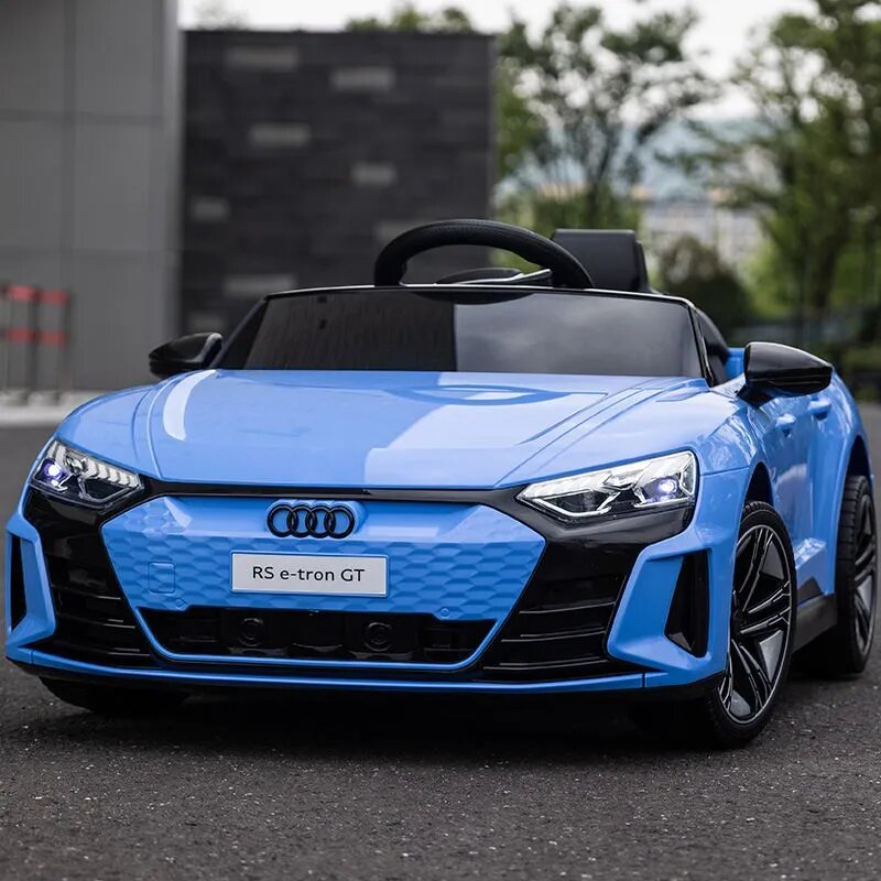 Детский электромобиль Audi - это четырехколесный игрушечный автомобиль, который может дистанционно управлять людьми