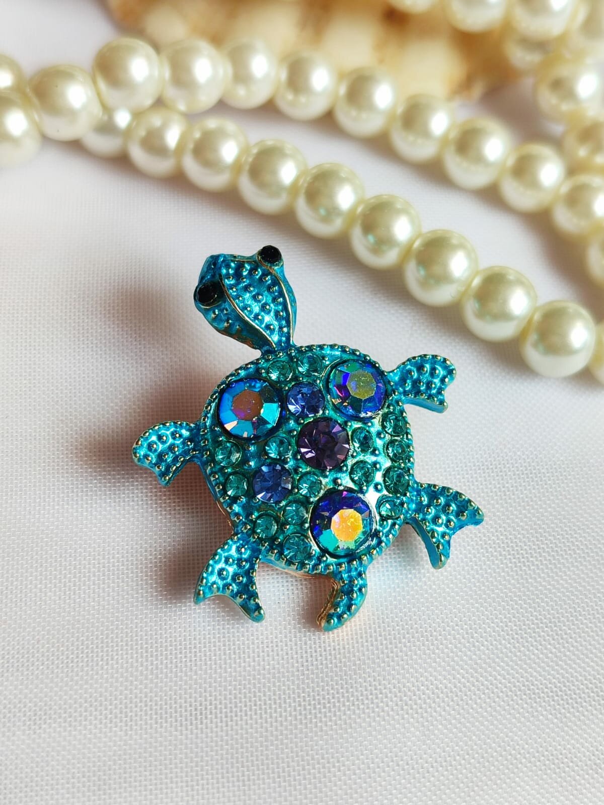 Брошь, стразы