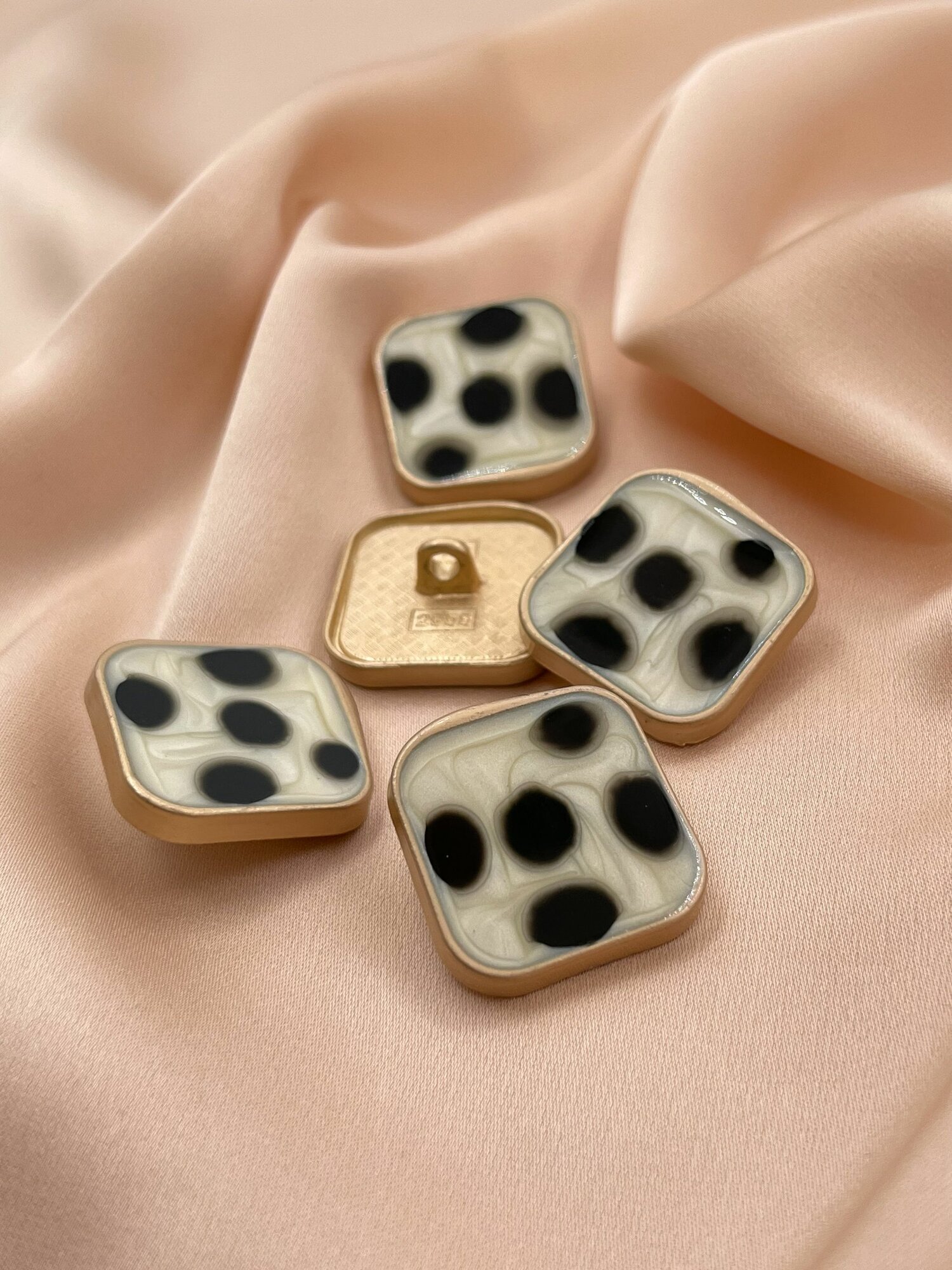 Квадратные пятнистые пуговицы бело-черные с эмалью в матовом золоте 20,5 мм, 5 штук