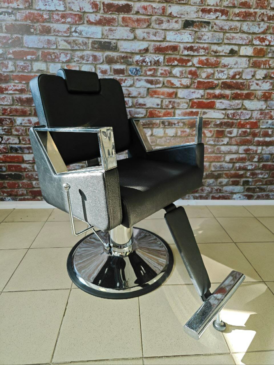 Парикмахерское кресло Майкл, регулируемая спинка, устойчивый к износу материал.