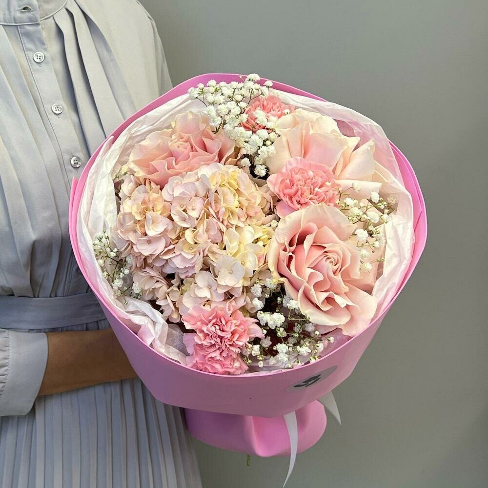 Букет нежный с розовой гортензией, гипсофилой, французской розой и диантусами высотой 40 см
