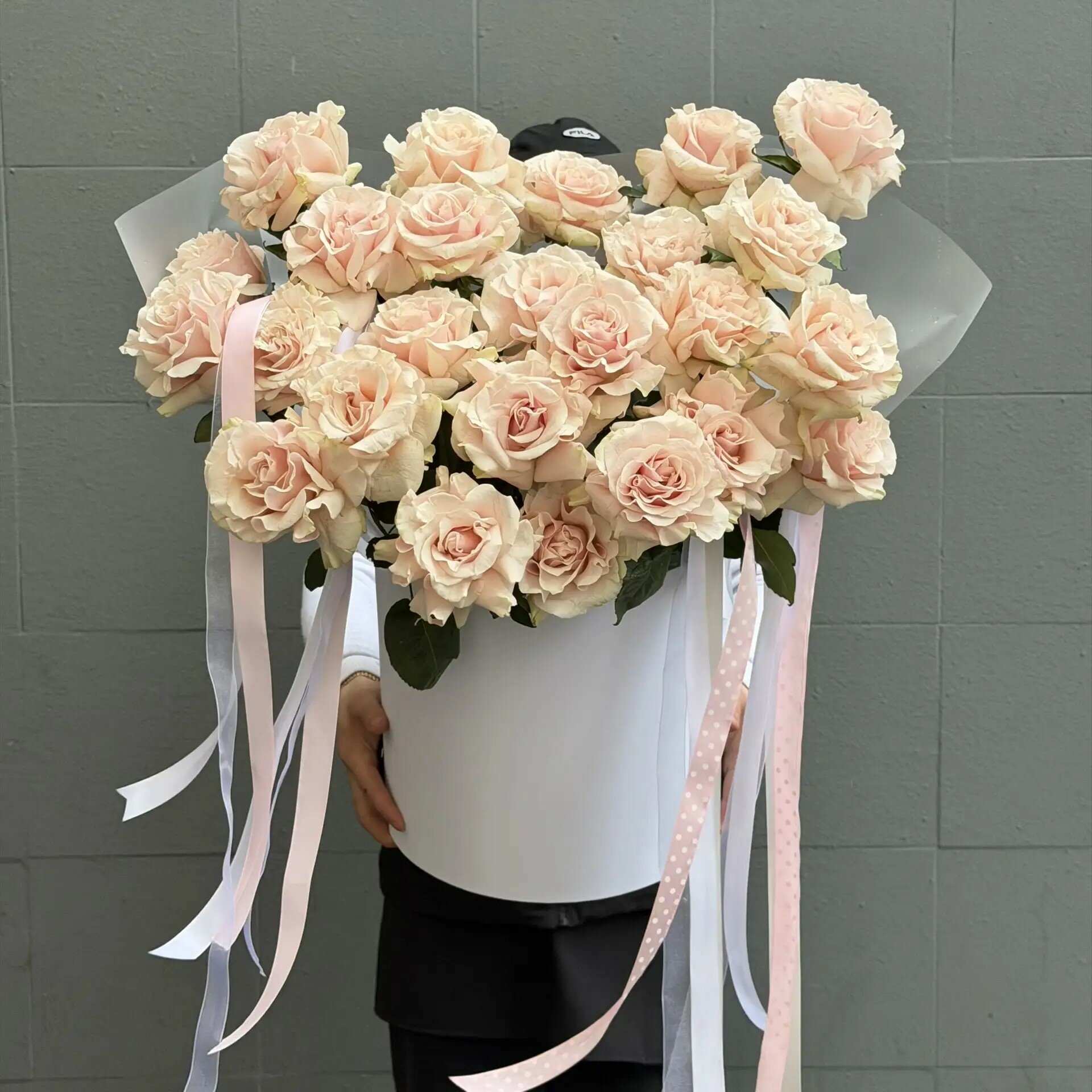 Букет Rybe-Flowers большая коробка французских роз "Pink Mondial", 25 роз, нежный розовый оттенок, приятный аромат