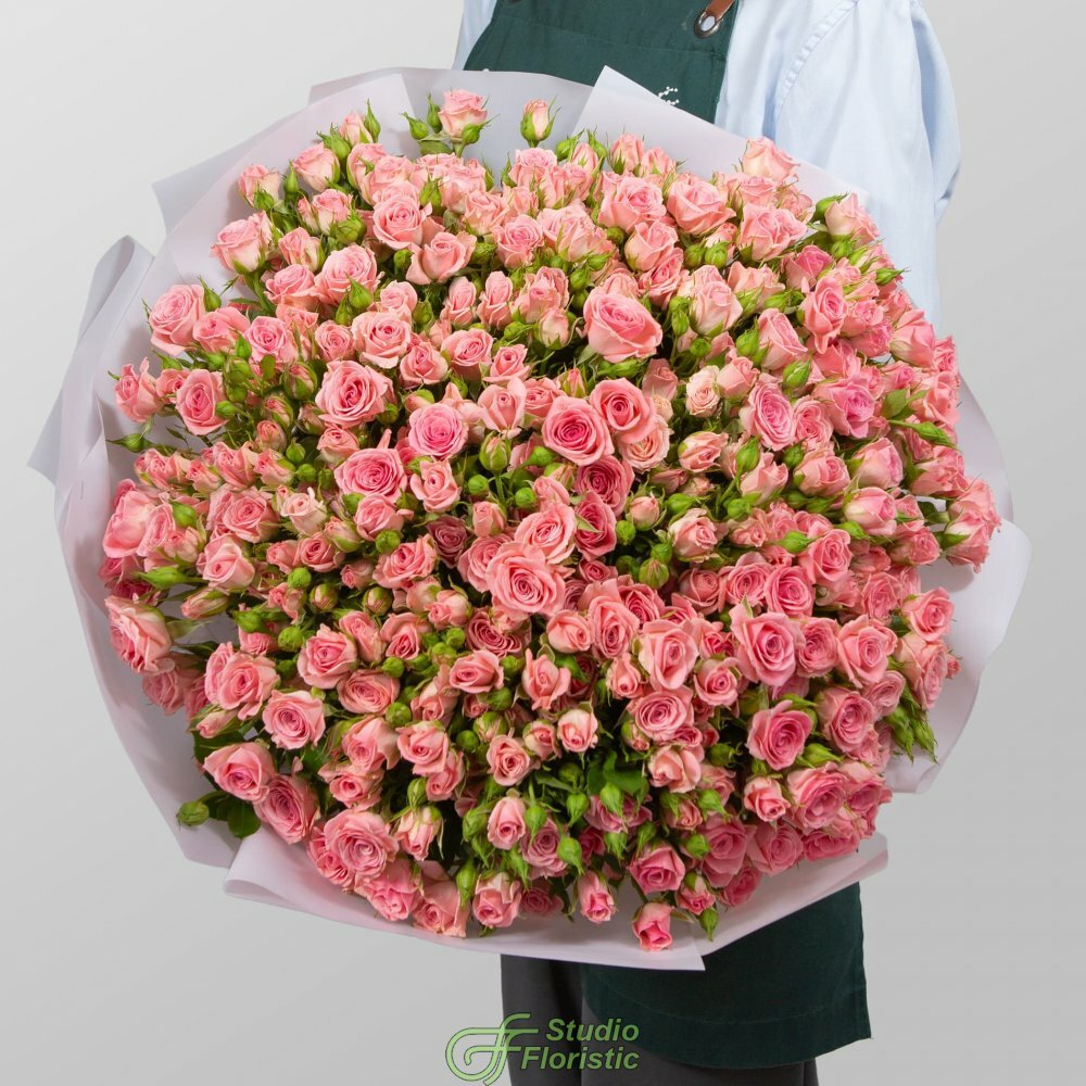 Букет STUDIO FLORISTIC "Королевский сад", 51 роза, 60см, матовая пленка, атласная лента