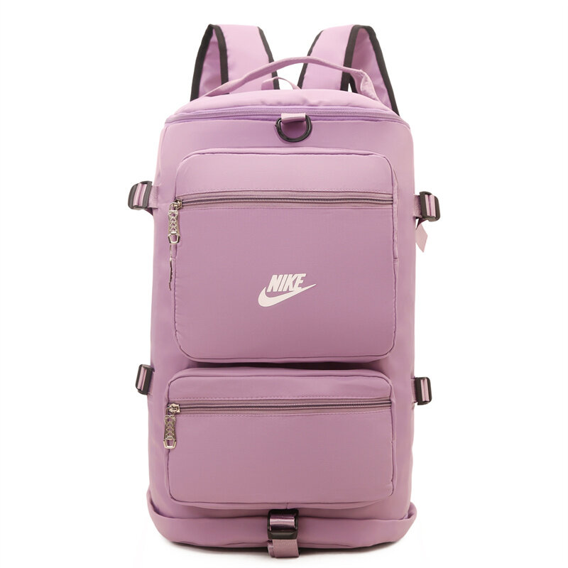 Дорожная сумка Nike, которую можно носить как на плече, так и в качестве рюкзака или в руке.