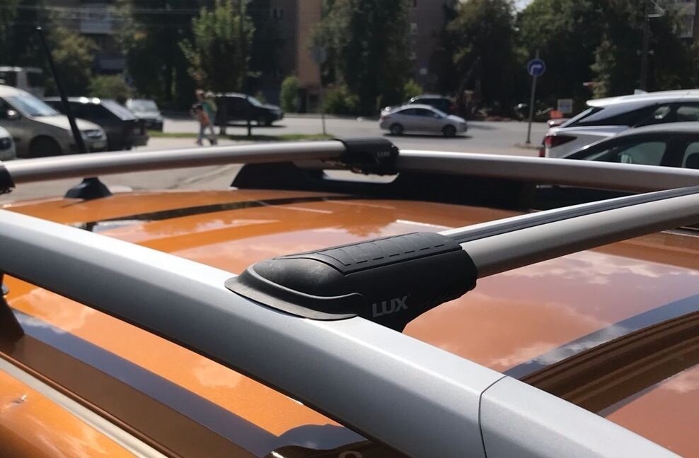 Багажник на рейлинги Lux Hunter для Renault Duster 2021 г. в. - по н. в. с серебристыми крыловидными дугами/Багажник на крышу Люкс Хантер для Рено Дастер 2