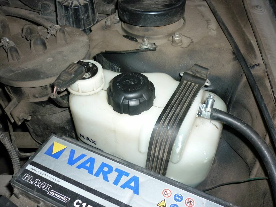 Zekkert Крышка расширительного бачка Lada Largus с 2012 года Renault Clio II-V с 1998 года Nissan X-Trail (T32_) с 2014 года