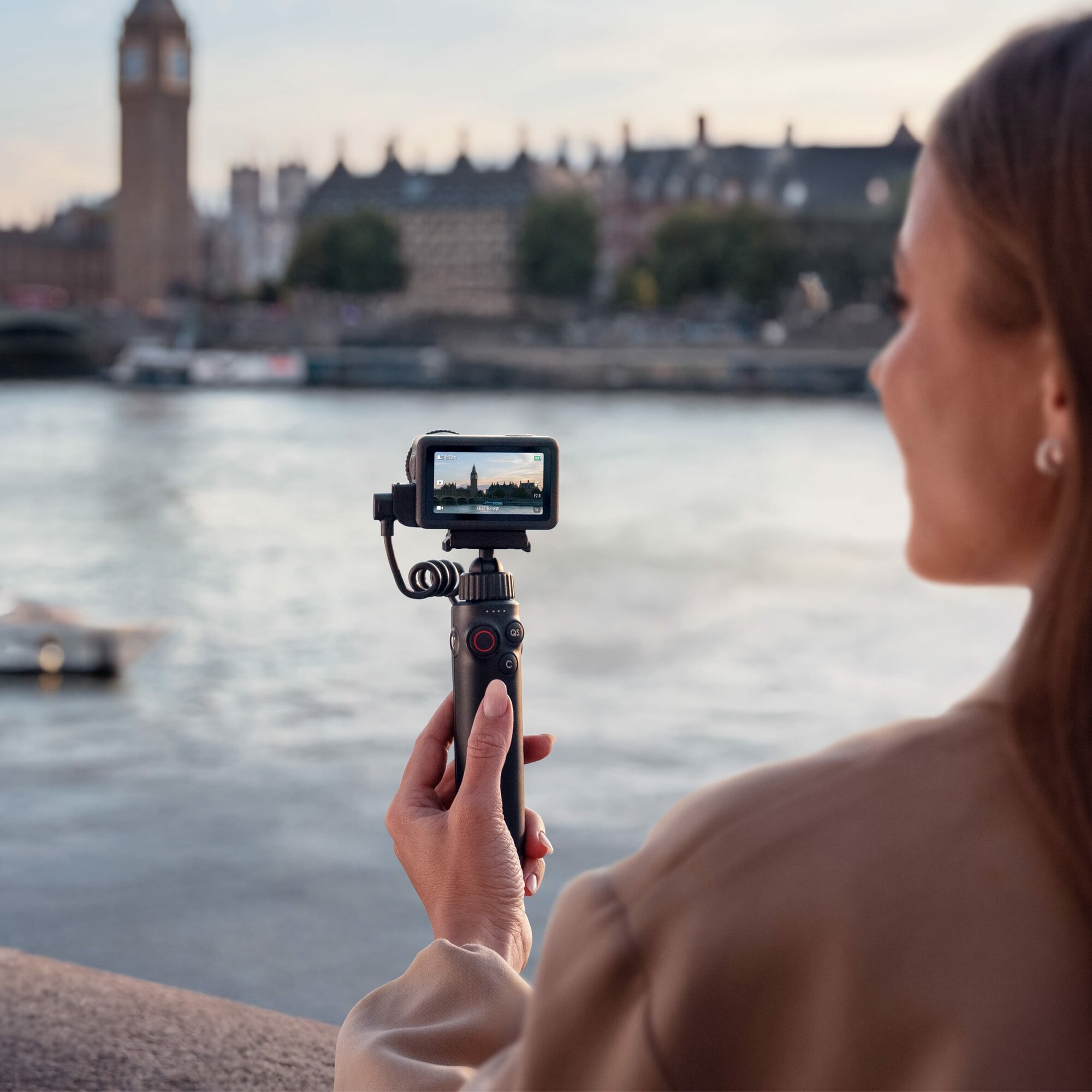 Экшн-камера DJI Osmo Action 6 Vlog Combo, Стабилизация RockSteady 3.0, водонепроницаемость до 20 м, Объем памяти 50 ГБ