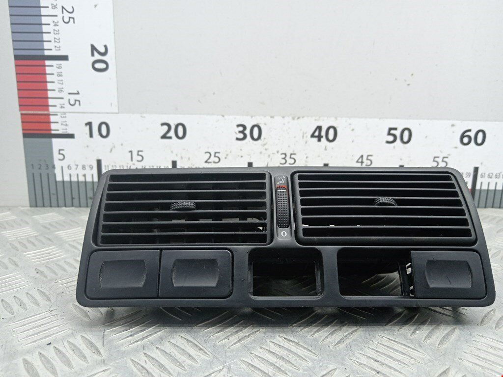 Дефлектор обдува салона Volkswagen Golf 4 1J0819728F арт. 2142167