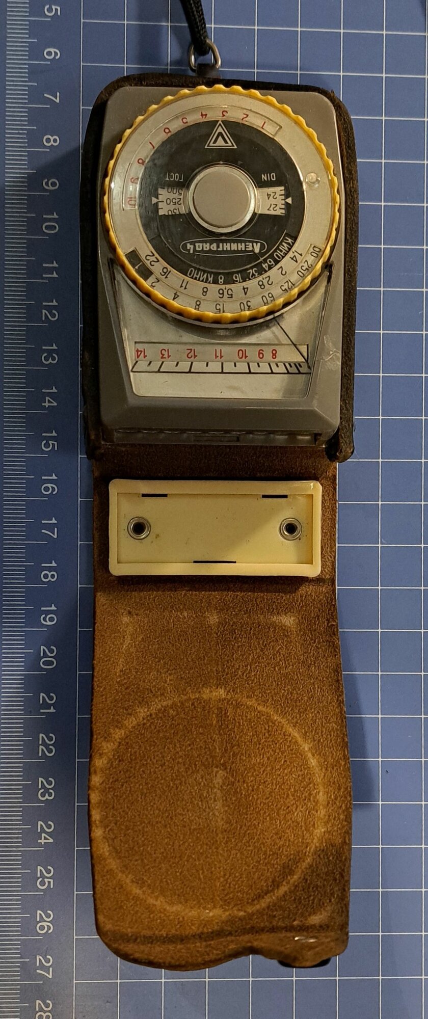 Фотоэкспонометр Ленинград-4. Завод Вибратор, г. Ленинград, СССР, 1970-1990 гг.