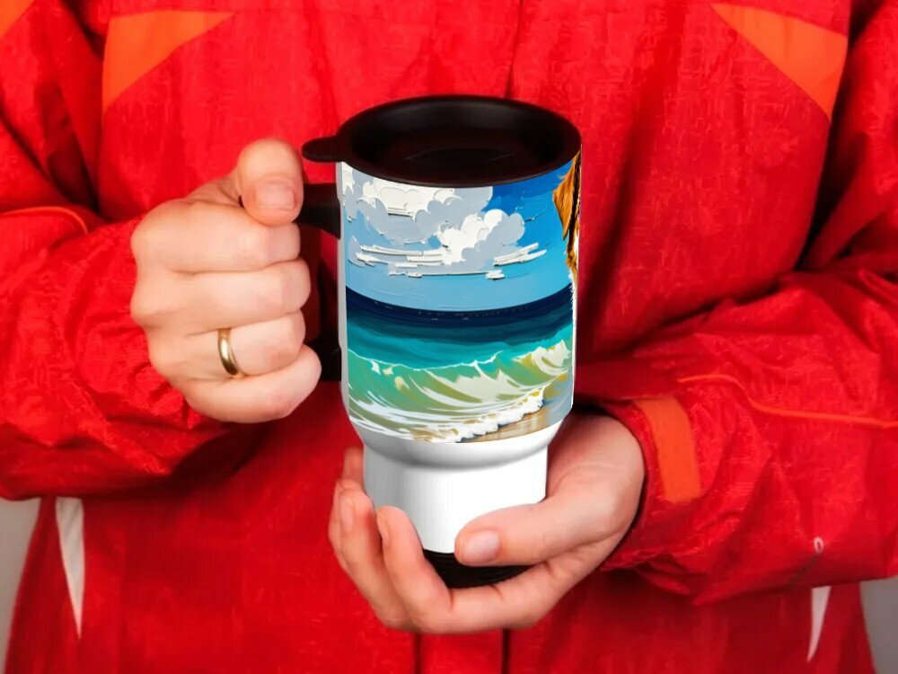 Тремокружка для авто с принтом "Просторный пляж, яркое солнечное небо, голубые и белые облака, радостно бегущий щенок с короткой шерстью, белый с коричневыми пятнами." 0.5 л.