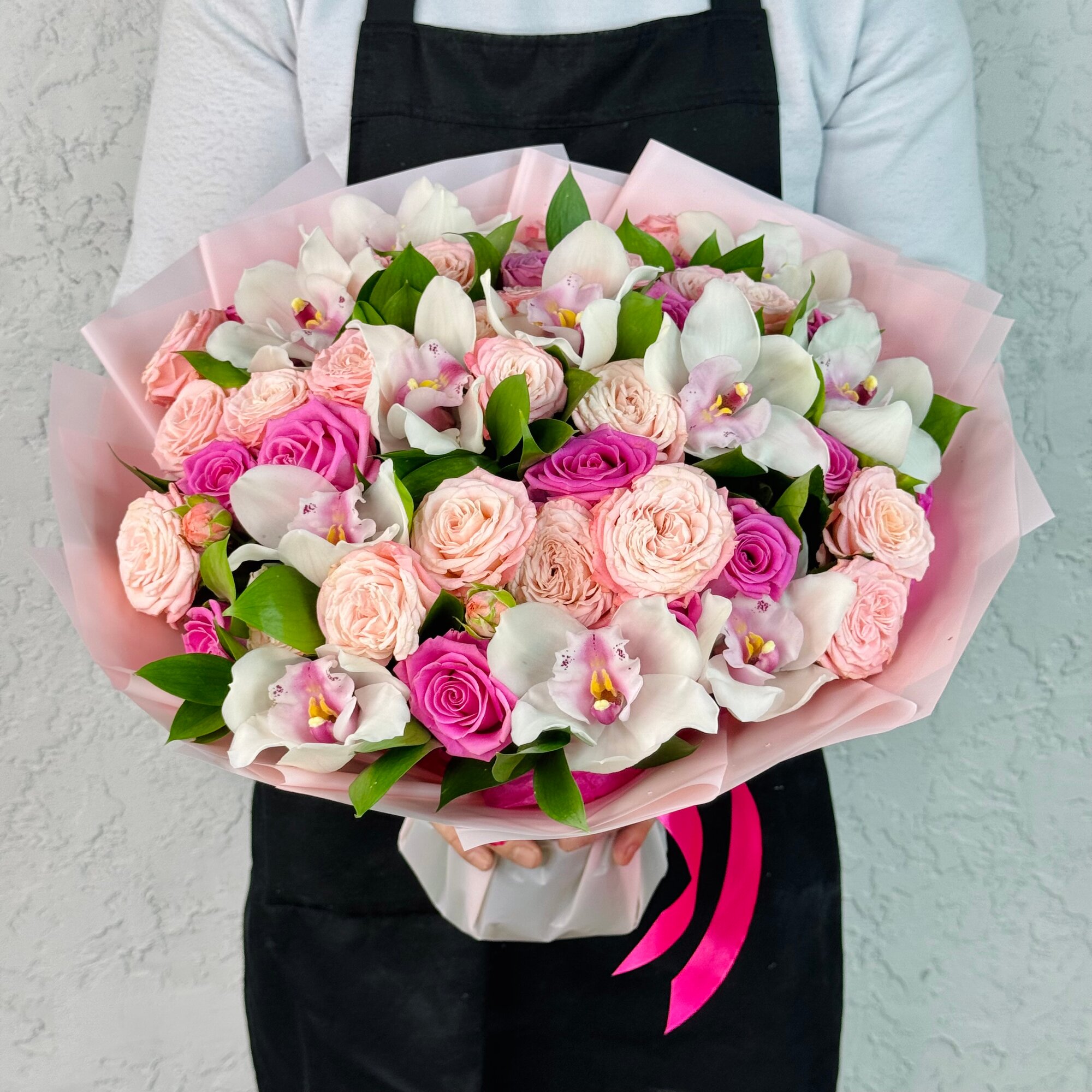 Букет Rybe-Flowers "Нежный", розы и орхидеи, на стеблях, листья Рускус