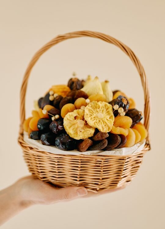Корзина с сухофруктами “Сахара”: финики, курага, ананасы, размер M, 20 см, от Vegato Studio