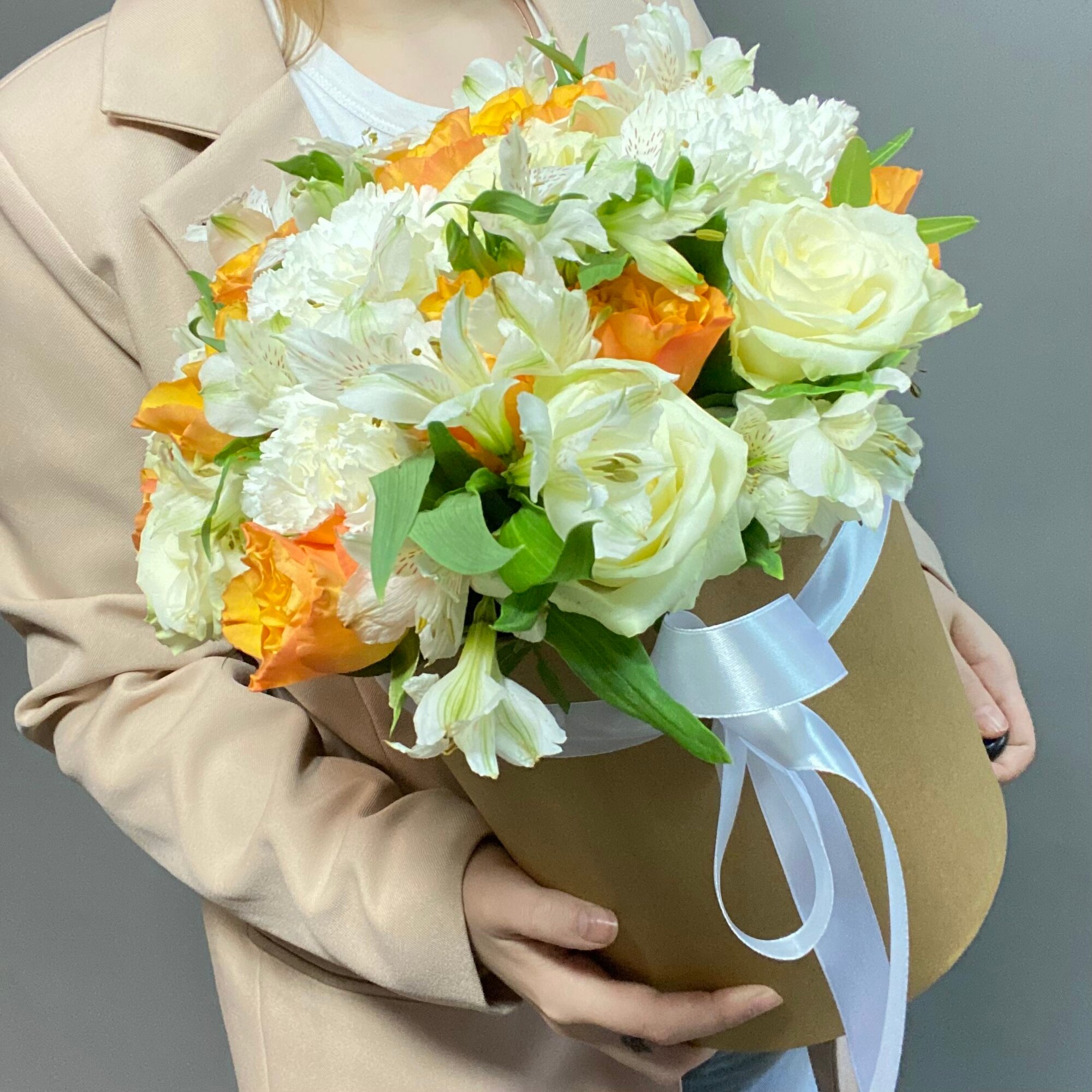 Цветы в коробке (коробка, роза Кения 17 шт, альстромерия 11 шт, диантус 5 шт , писташ 3 шт.) — фото 1