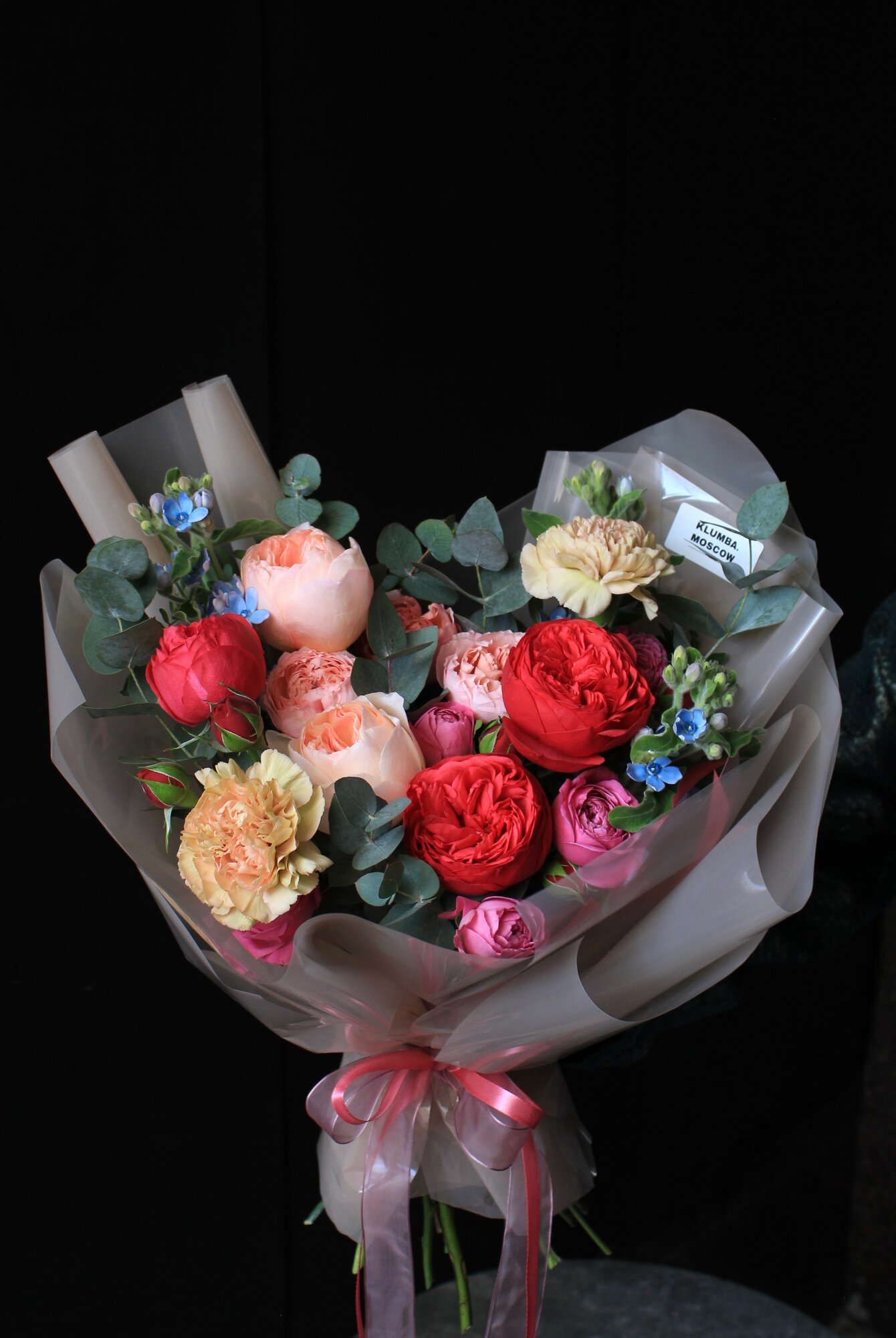 Яркий букет с оксипеталумом и пионовидными розами, KLUMBA.MOSCOW