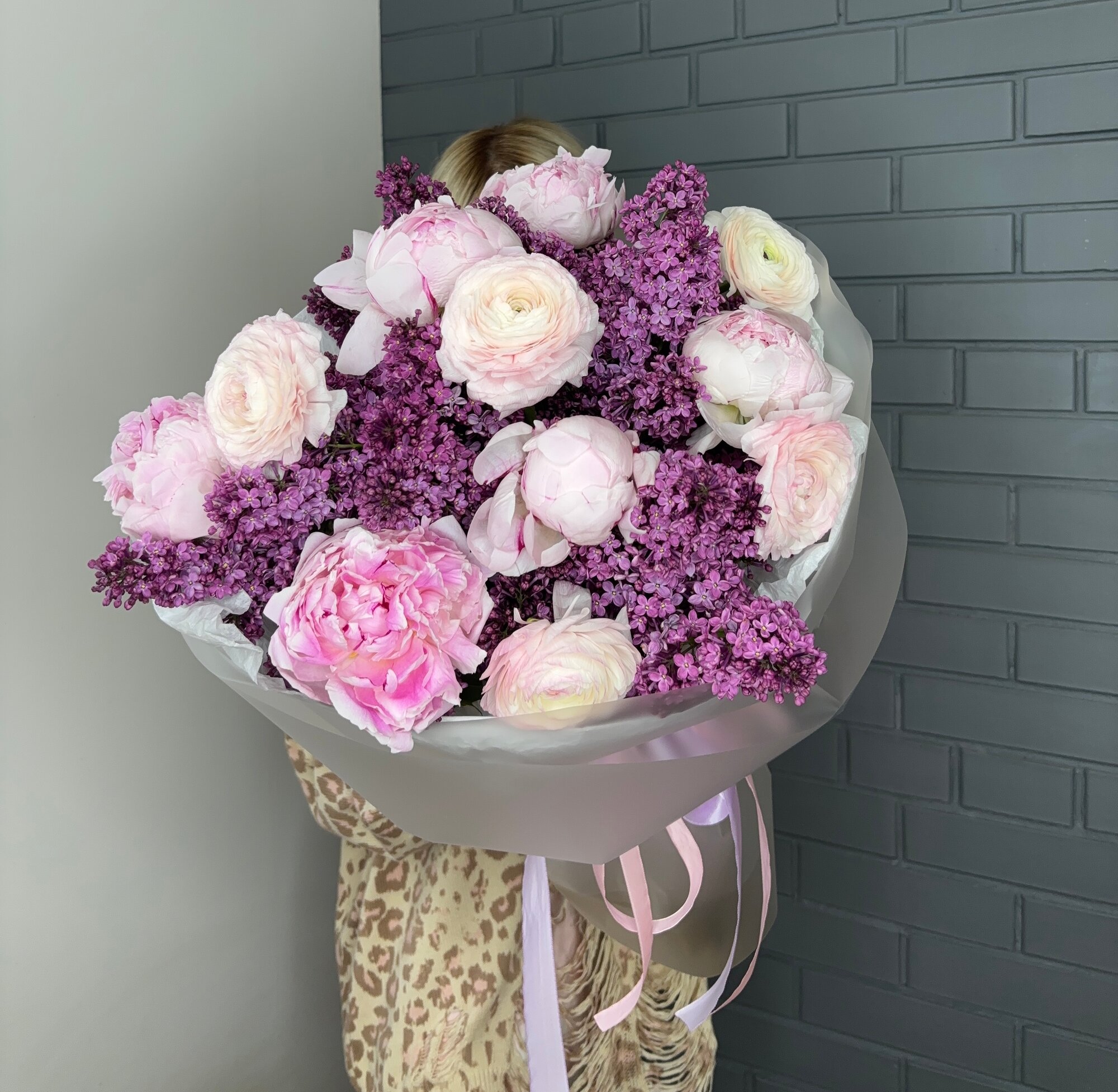 Букет «Пушистое облако» (розовые пионы Сара Бернар, ранункулюсы, фиолетовая сирень)