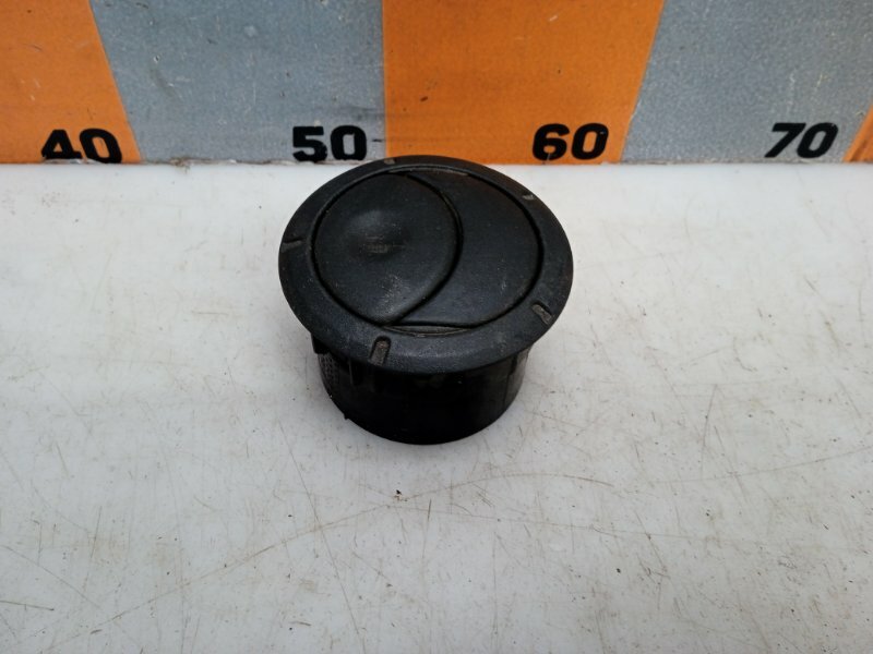 Б/У Рено Логан 2 Дефлектор воздушный Renault Logan 2017 2, L8 299868 RENAULT арт. 687604913R