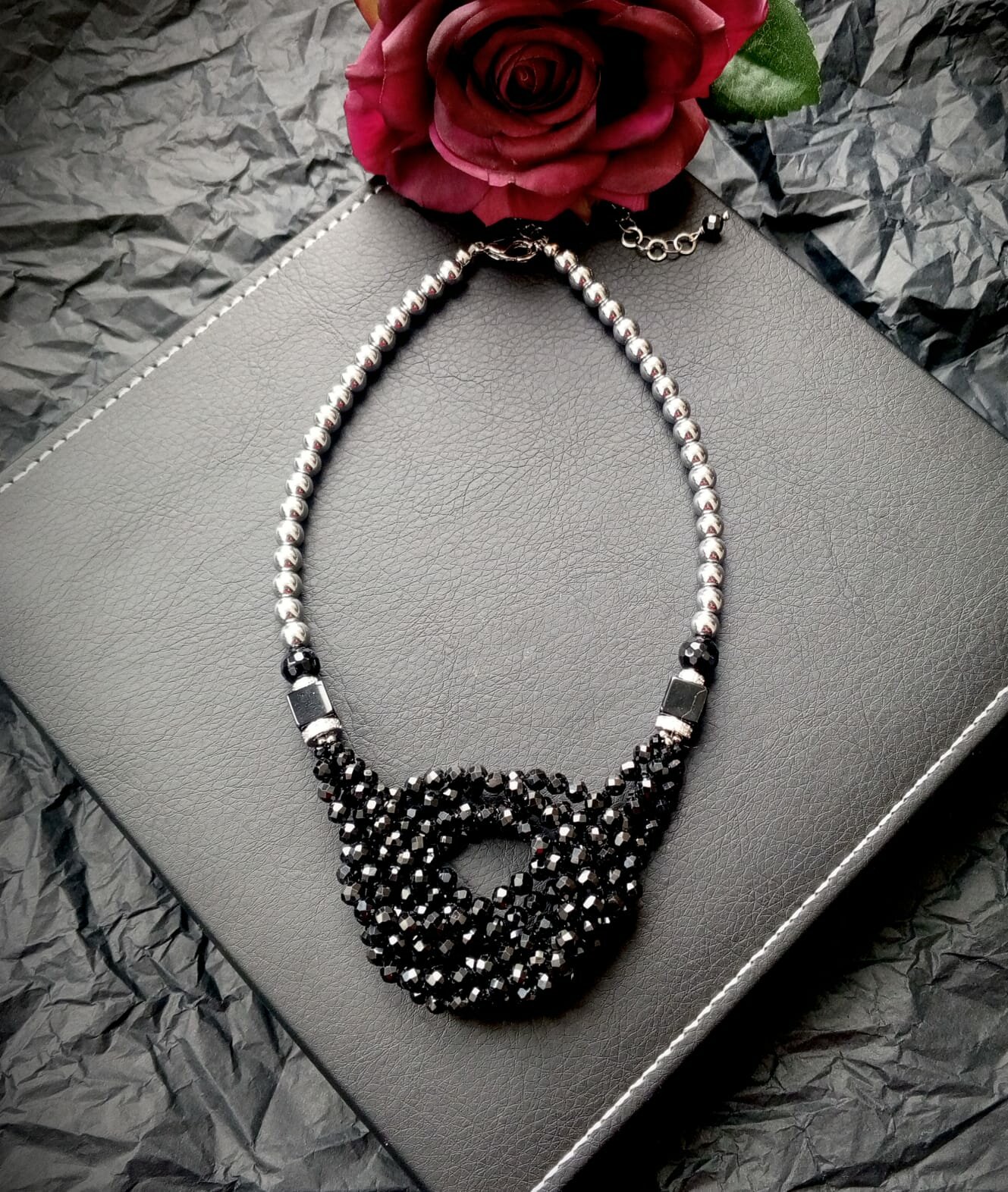 Колье, гематит, шпинель