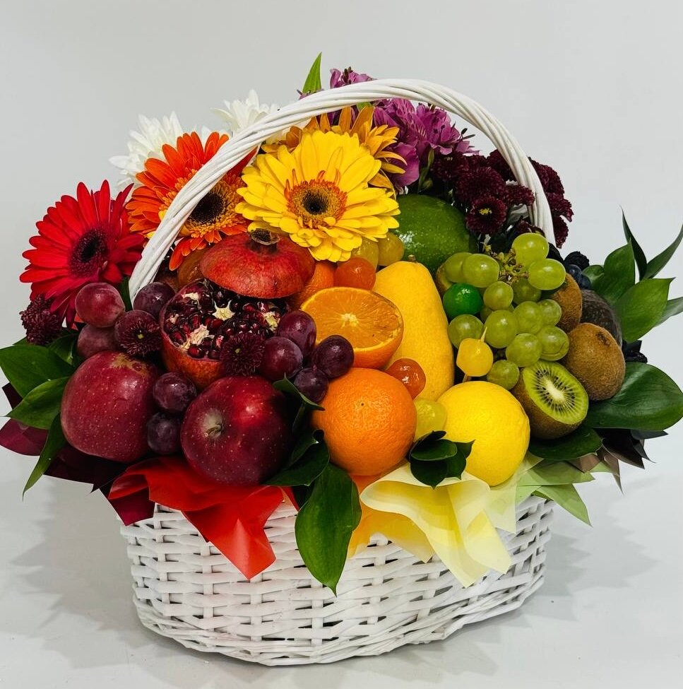 Подарочная фруктовая корзина с цветами. Корзина фруктов с цветами герберы, альстромерия, хризантемы