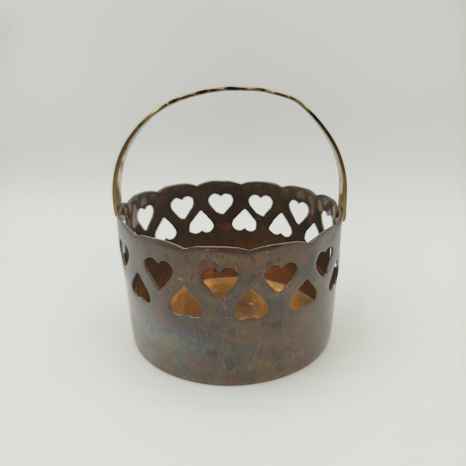 Декоративная корзинка (мелочница) с прорезным декором в виде сердец, металл