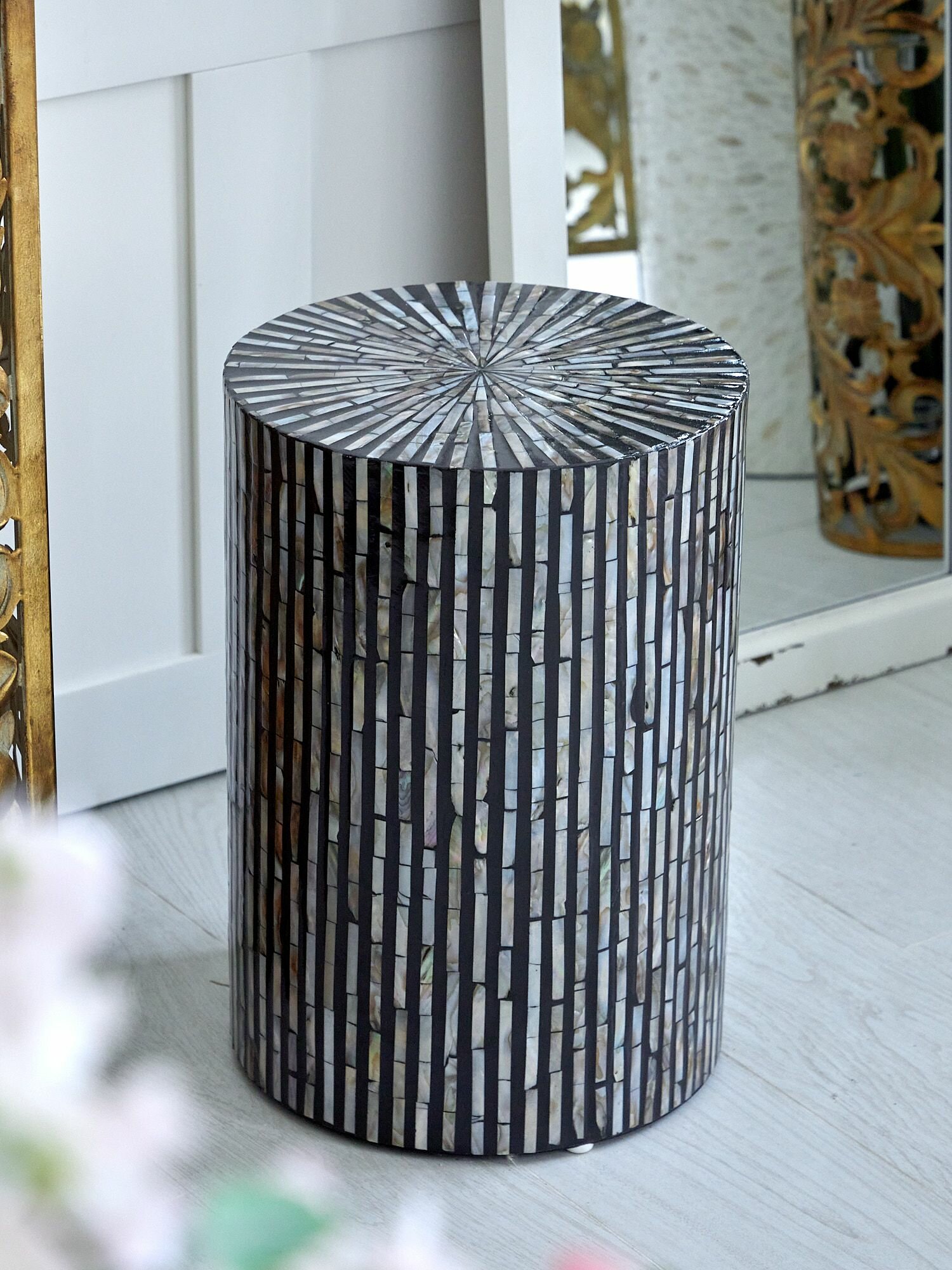 67-013 Столик акцентный с отделкой раковинами устриц 33х33х48см, Glasar