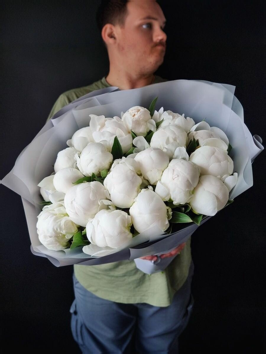 Букет белых пионов