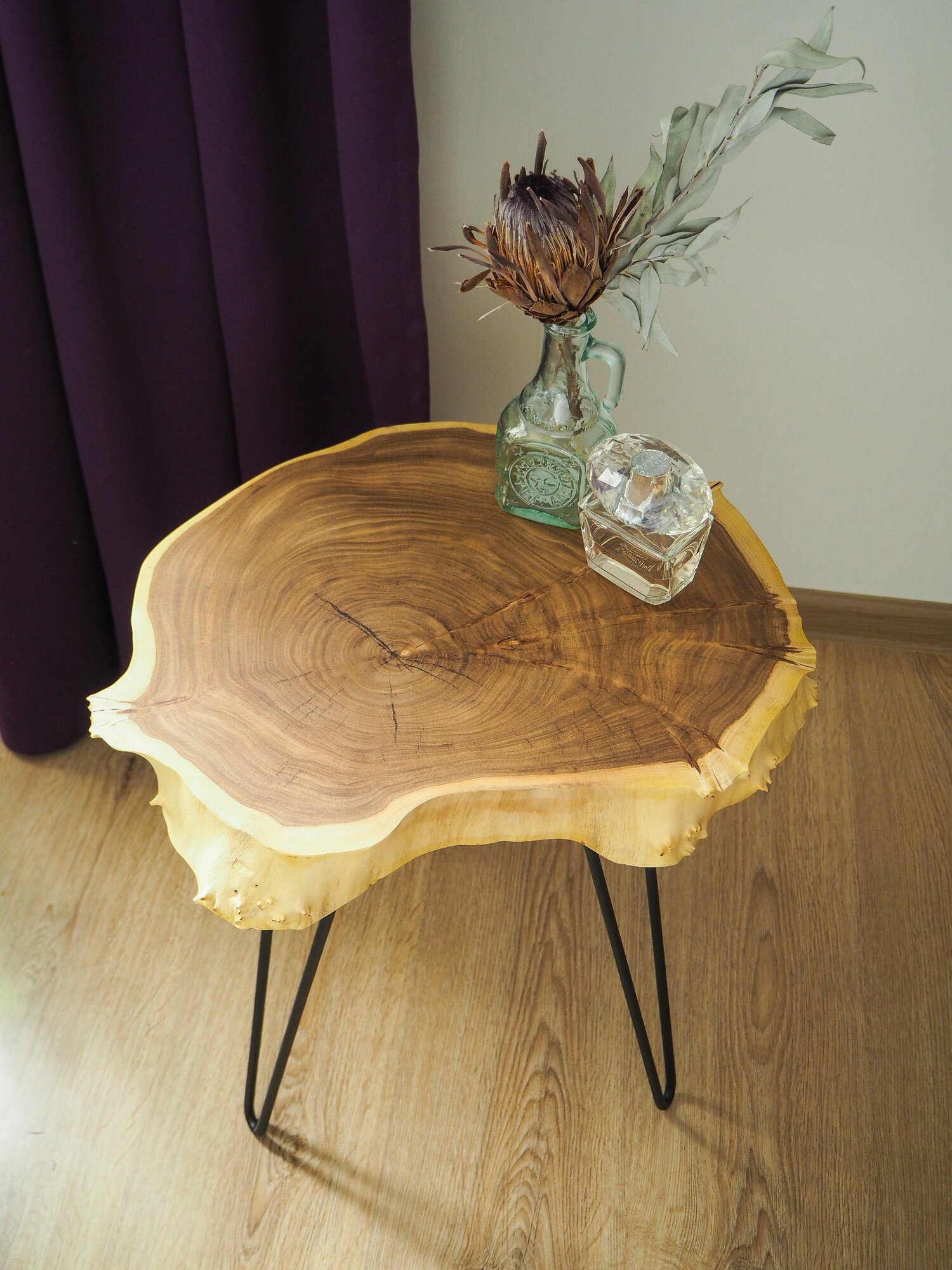 Журнальный стол wild forest из спила капового карагача с эпоксидной смолой