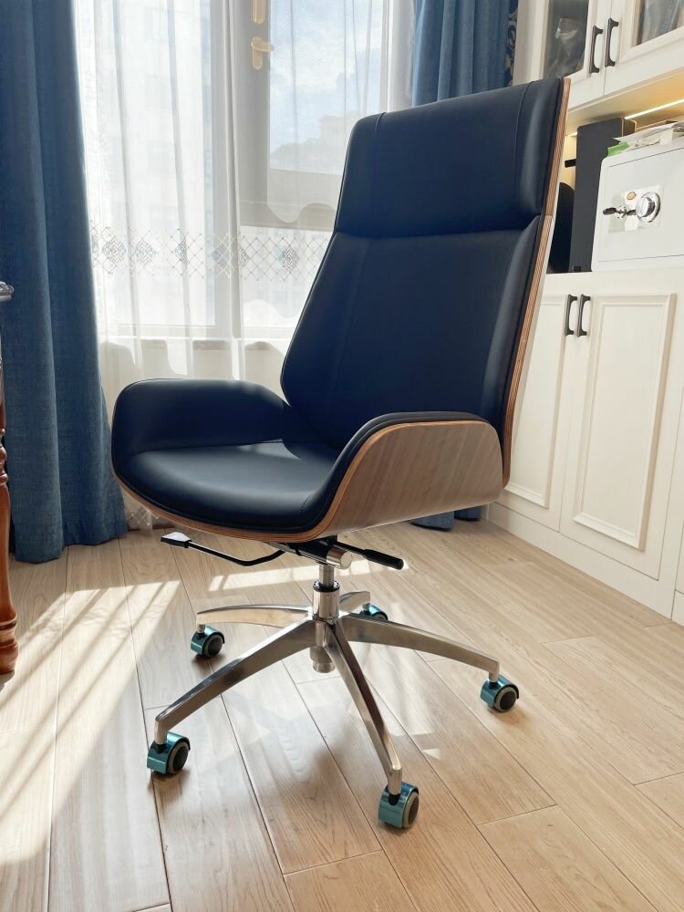 Офисное компьютерное кресло из фанеры и кожи с высокой спинкой