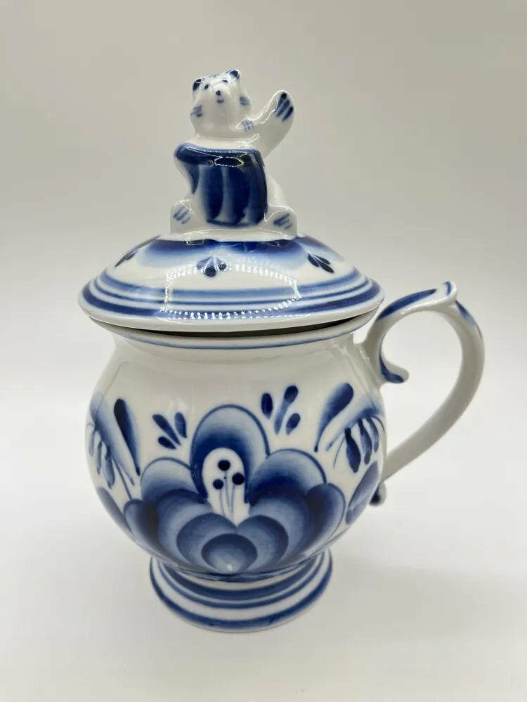 Кружка, украшенная цветочным декором, фарфор, роспись, Объединение «Гжель»