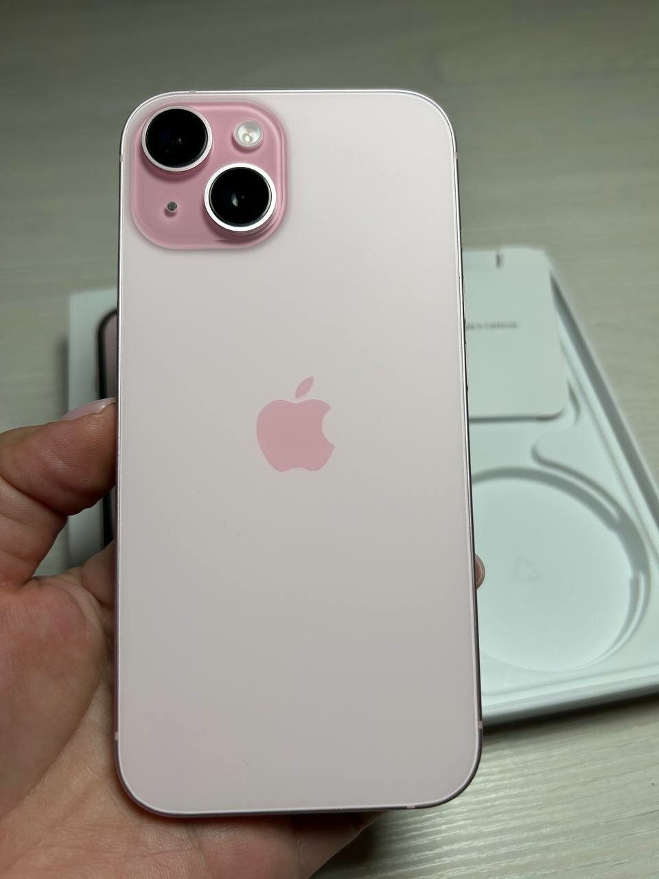 Б/У Смартфон Apple iPhone 15 128 ГБ, розовый, экран 6,1"