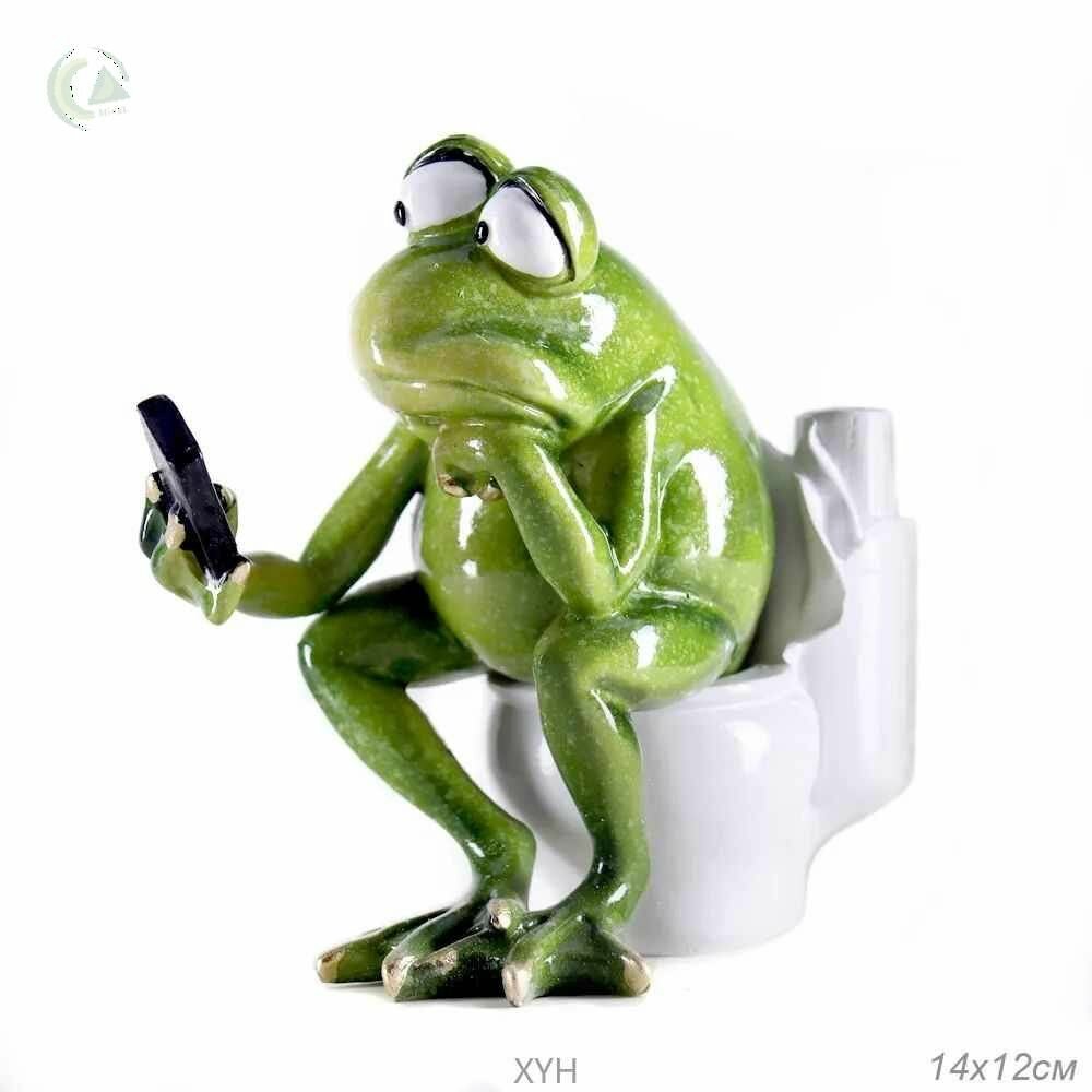 Зеленый смотрит на телефонСтатуэтка декоративная Лягушка на унитазе, фигурка 14 см