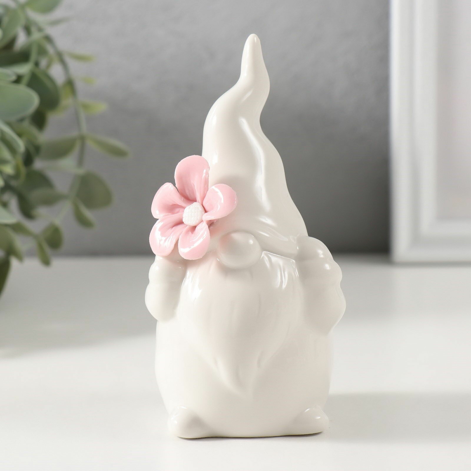 Фигурка керамика "Гномик белый с розовым цветком", 6.1x5.8x11.6 см