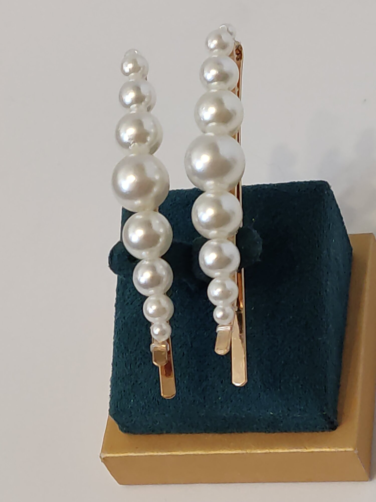 Набор из 2 заколок - невидимок для волос "Жемчужные", золотистый металл, пластик