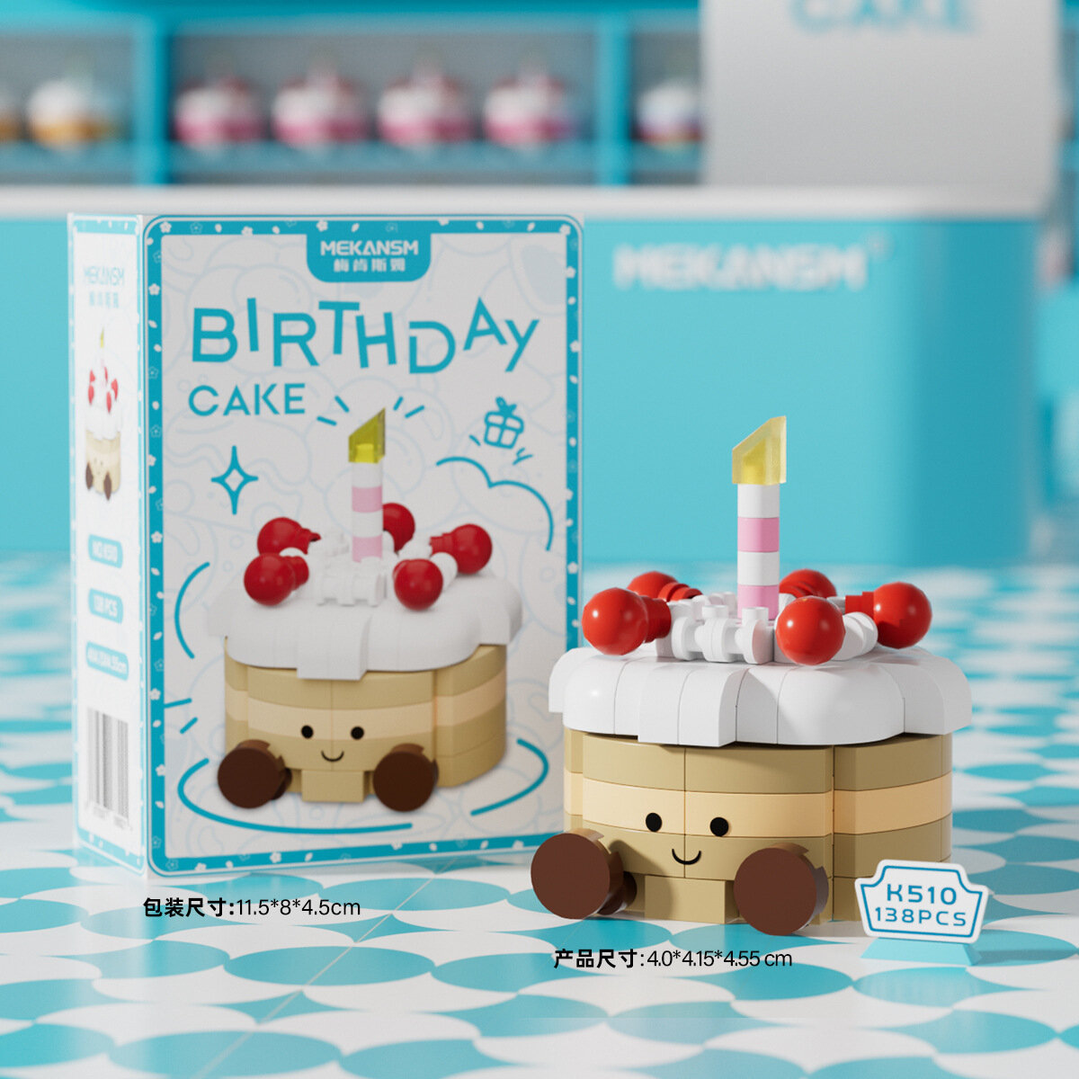 Новый тортик «Маккензи» — милое украшение для рабочего стола, выполненное из крошечных строительных блоков и украшенное изображением шоколадного торта.