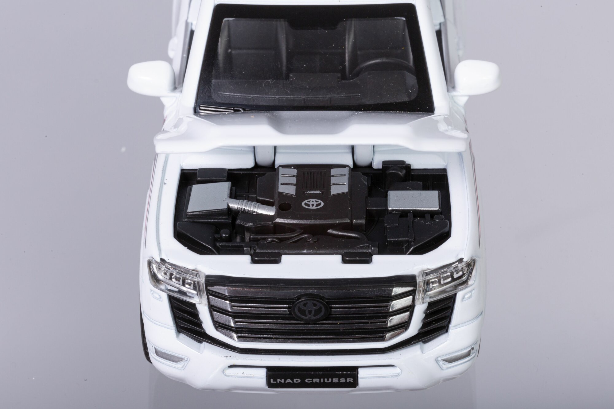 Машинка металлическая Toyota Land Cruiser 300 1:32 с прицепом в подарочной коробке, Коллекционная модель машины для взрослых, Игрушечный автомобиль с звуковыми и световыми эффектами для детей