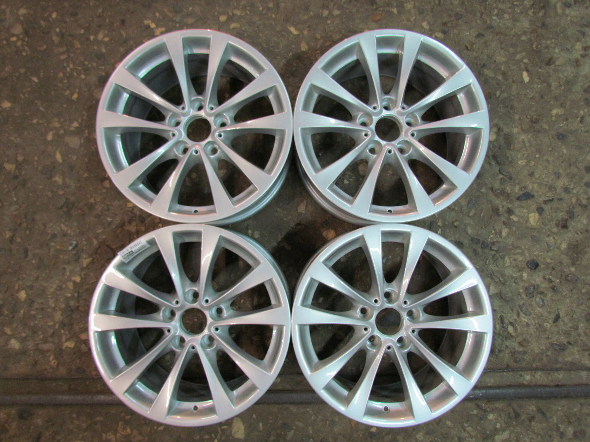 Комплект колесных дисков BMW R17 8J ET34 5*120 DIA72.6 (оригинал) 0025110