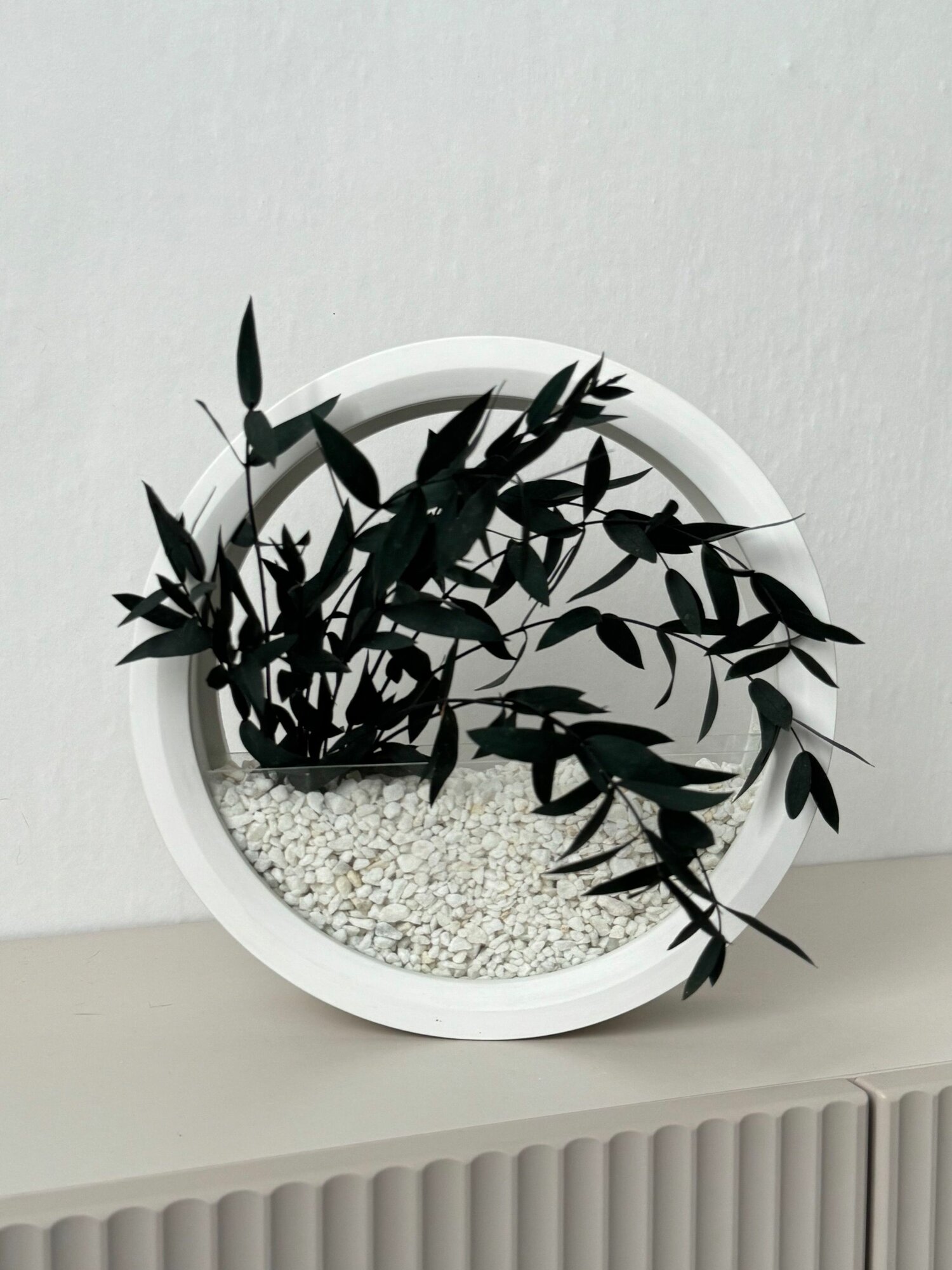 Настенное круглое декоративное кашпо белое 25 см на стену интерьерное с сухоцветами, эвкалипт Molecula Decor