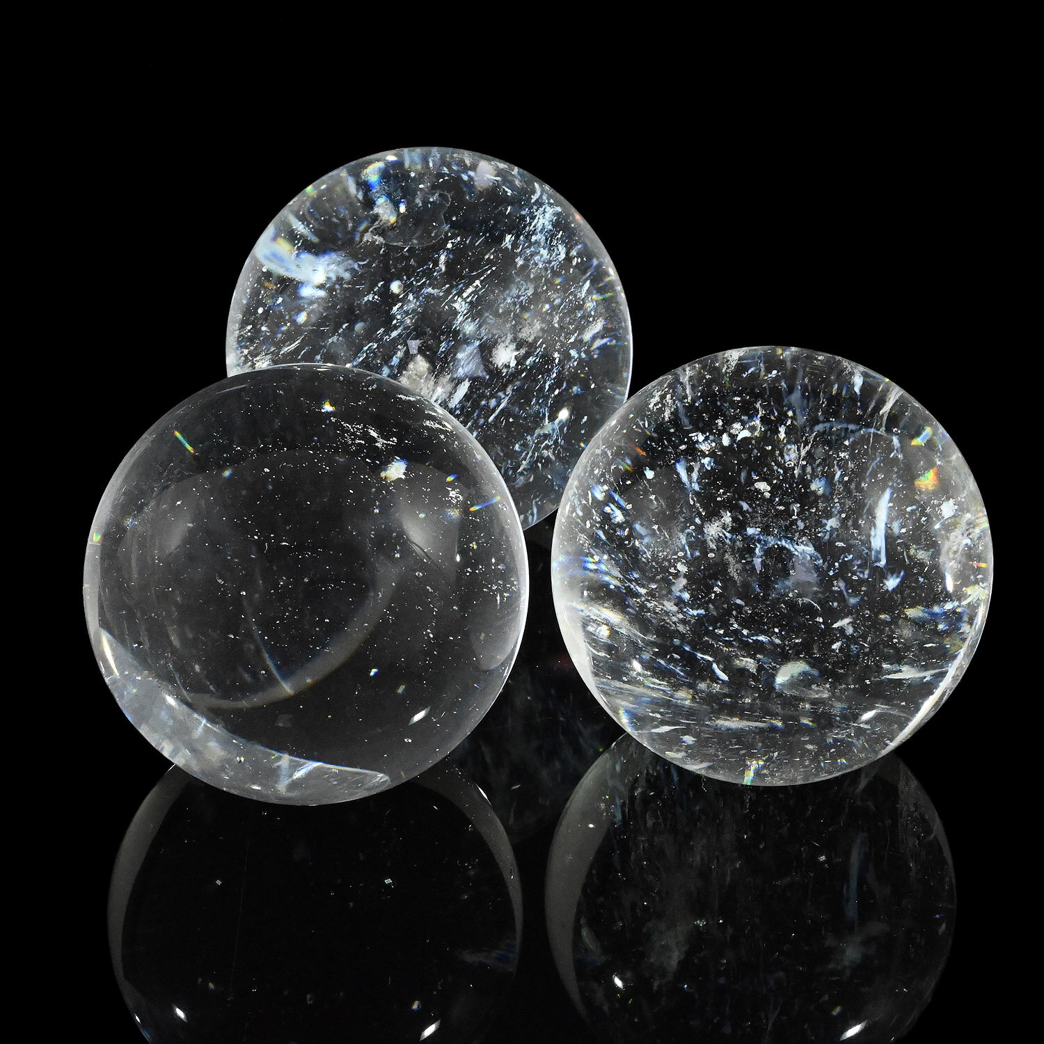 Шар из прозрачного халцедона, диаметр 66-68мм. .