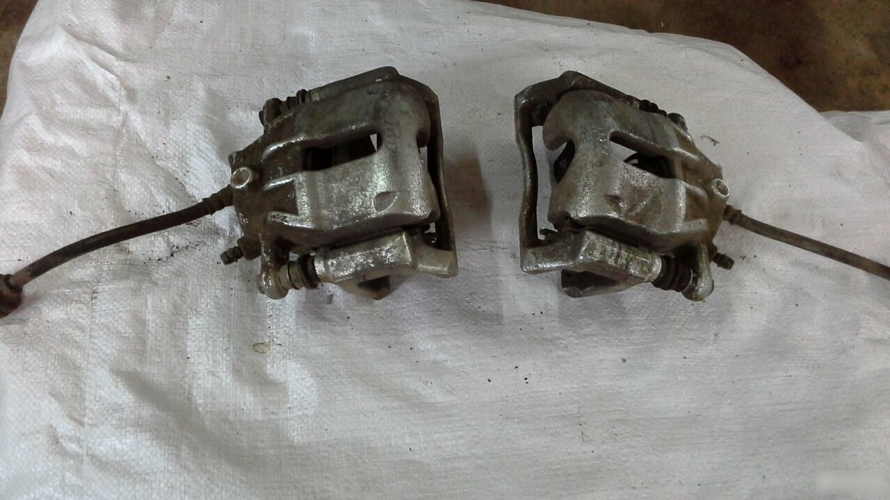 Суппорт передний левый правый Renault Duster 1.6 7701208332