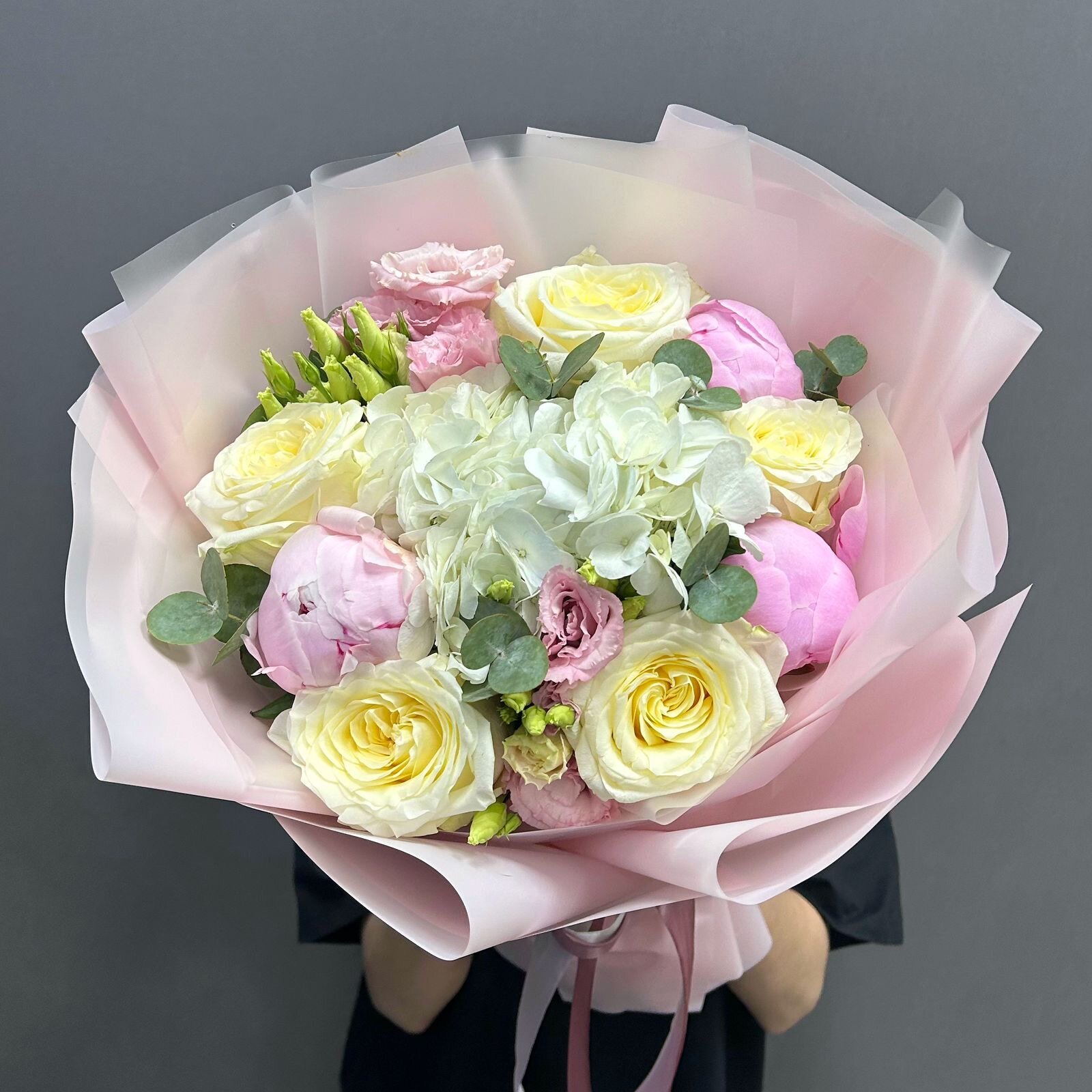 Букет с белой гортензией, пионами Сара Бернар и эустомой в матовой пленке
