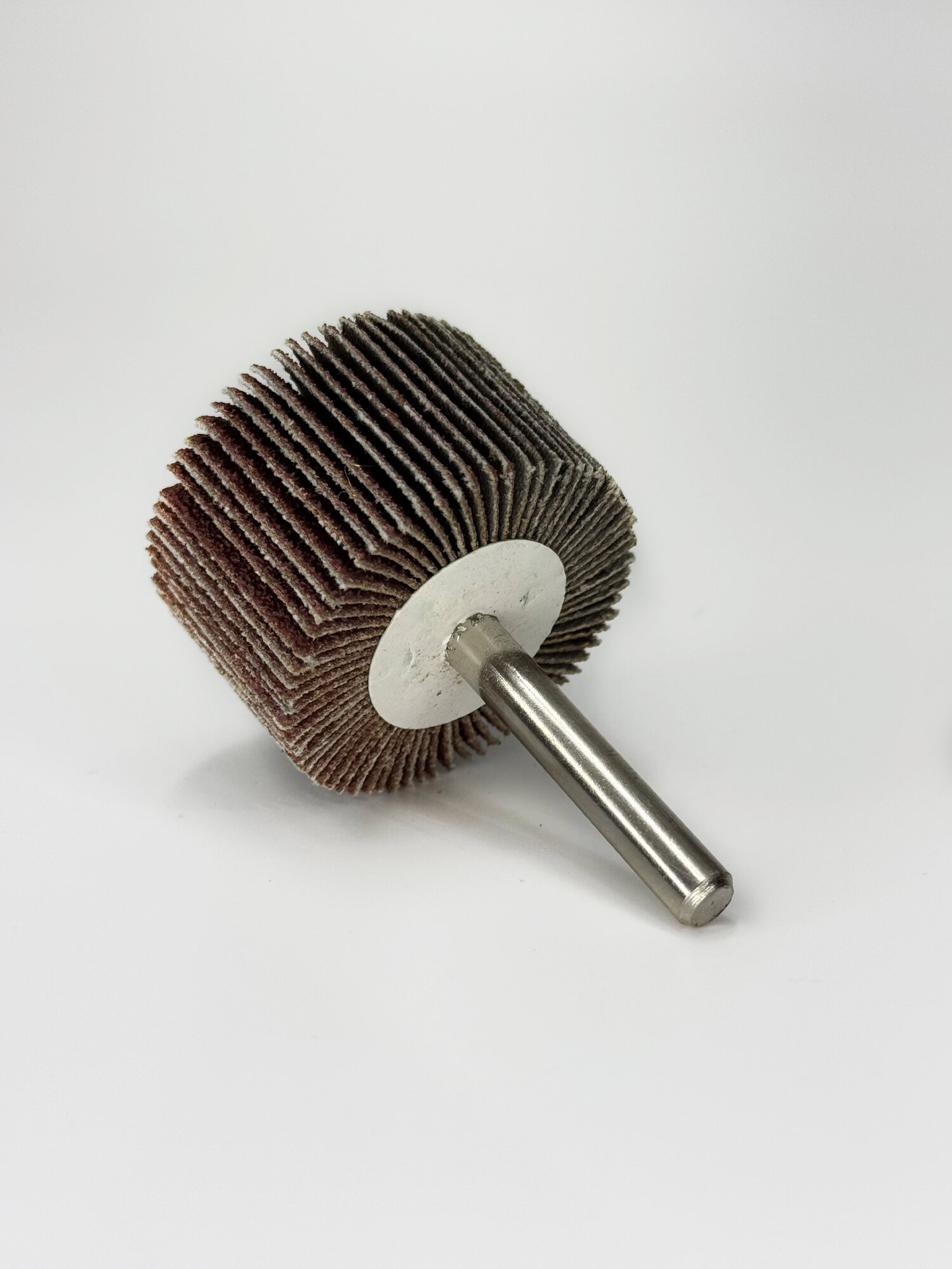 Круг лепестковый на оправке закрути-забей 40х25х6 мм, оксид алюминия Р40