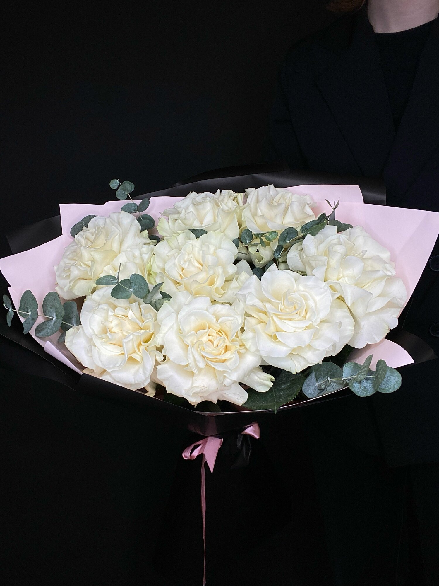 Белые розы (французские розы 9 шт, эвкалипт 6 шт.), высота букета 50 см