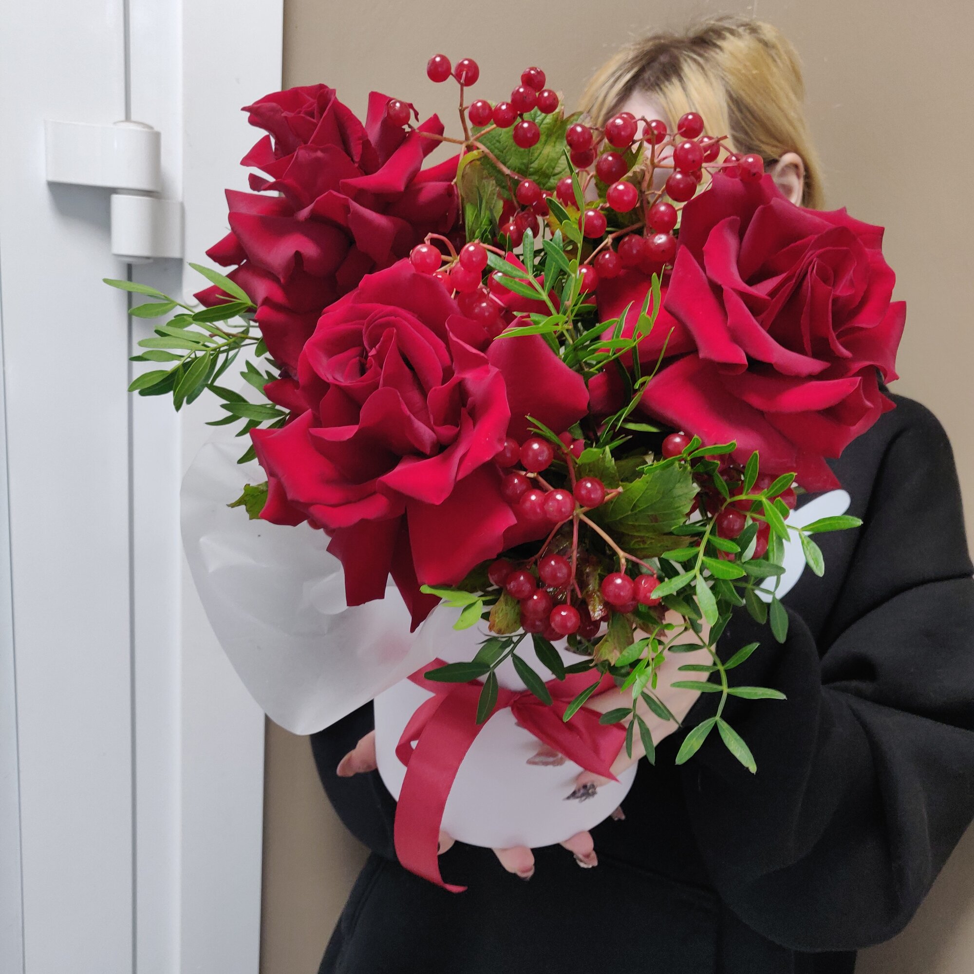 Шикарная композиция французских вишневых роз красных рубиновых ягод в подарочной коробке.