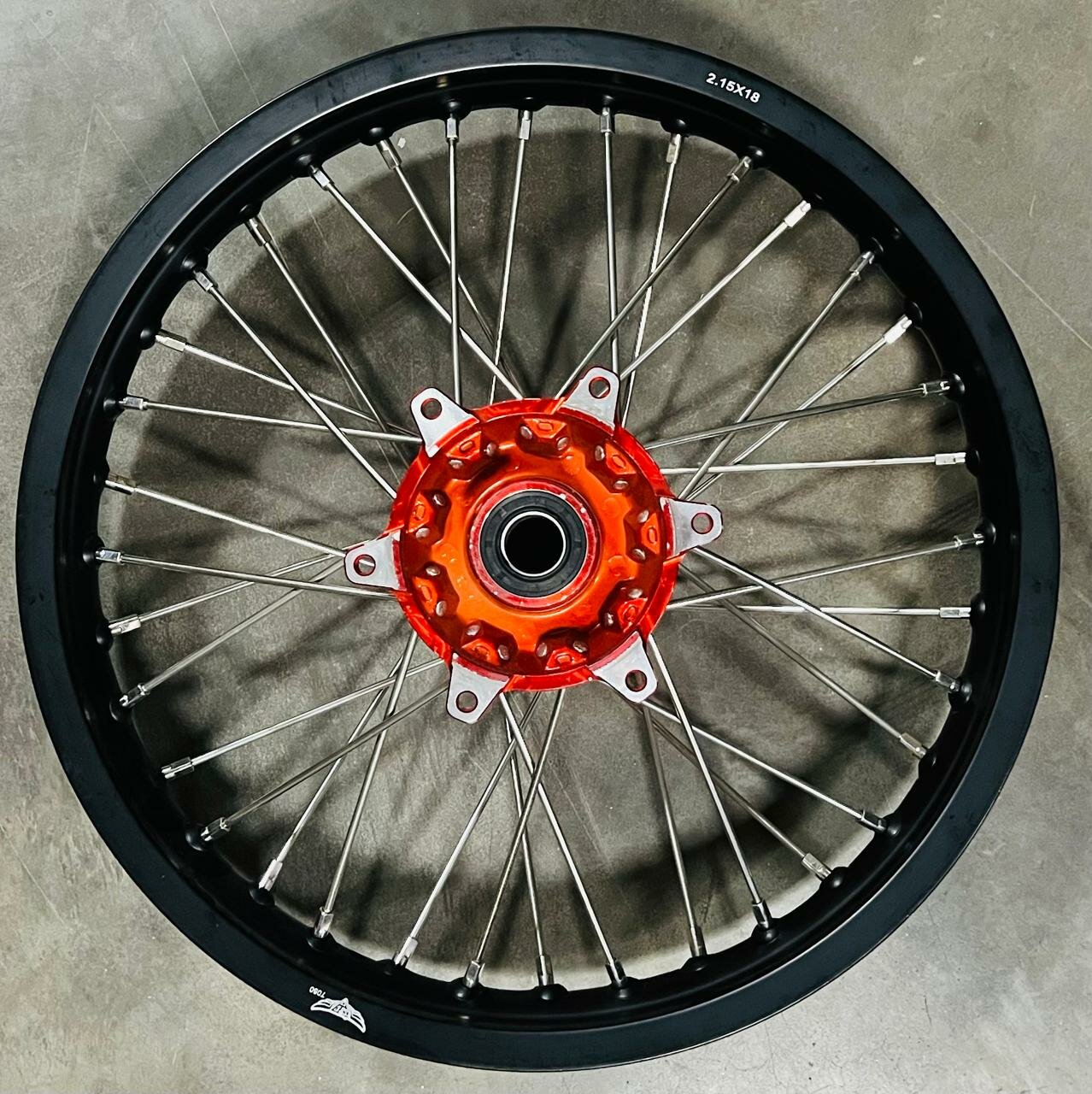 Задний колёсный диск в сборе для мотоциклов на раме K8 JMC, ZUUMAV; FXmoto, AVANTIS; BSE /2,15*18 03.14.0021