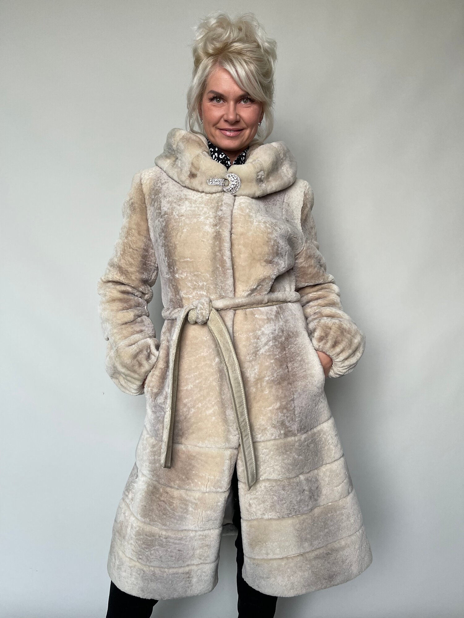 Шуба мутон тм AROMA ANGEL с капюшоном цв.бежевый р.44-46 /12592/